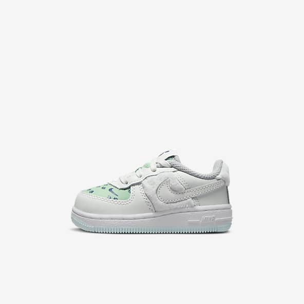 兒童款 Air Force 1 鞋款。Nike TW