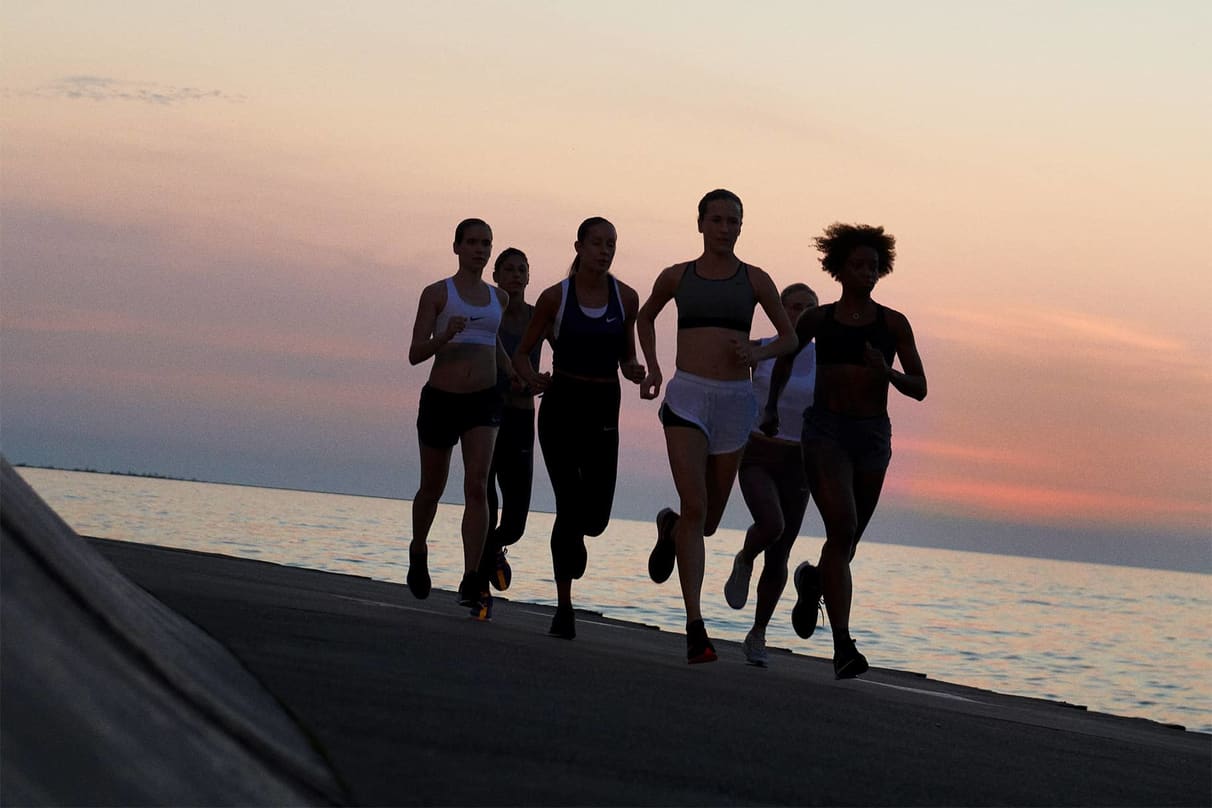 Cómo correr en la playa, según los entrenadores de running. Nike