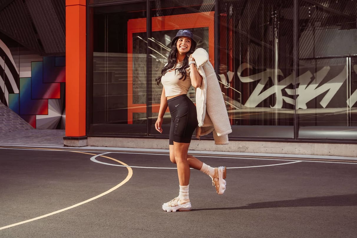 Sei idee per outfit con calze abbinate ai sandali. Nike IT