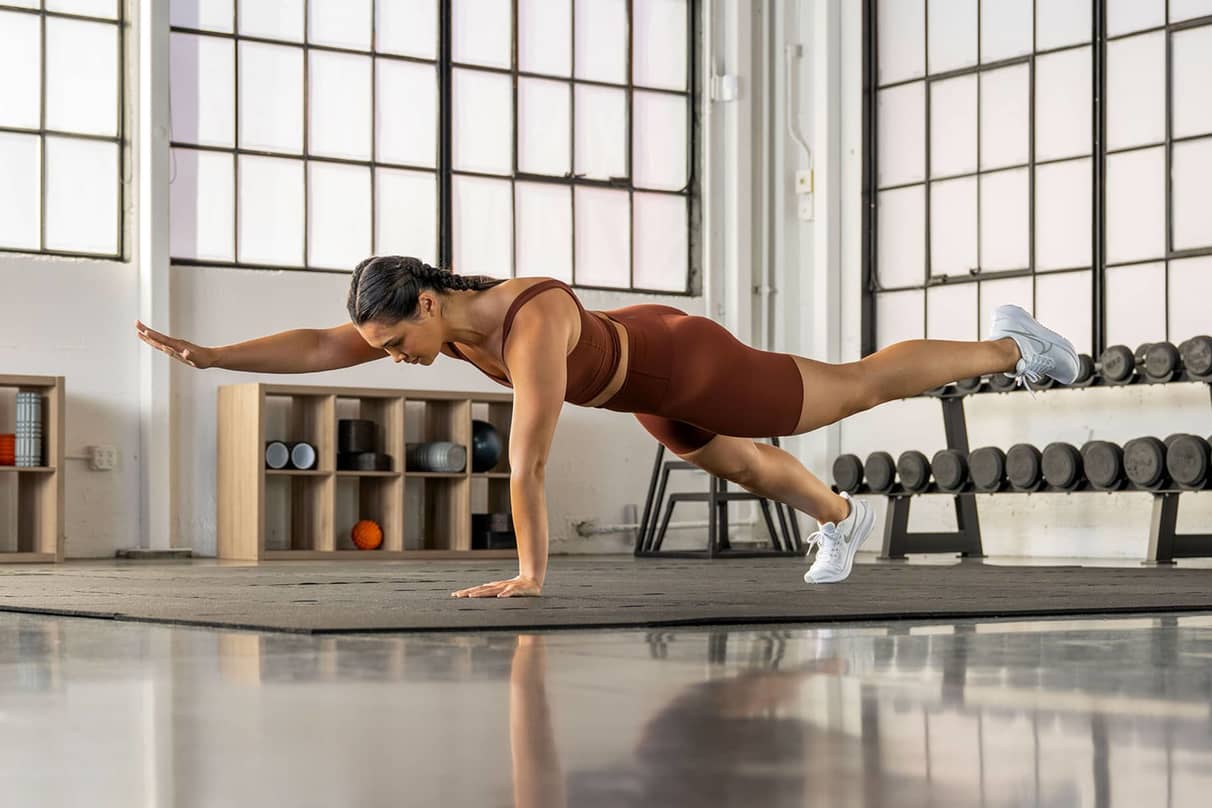 Sette varianti del plank approvate dai trainer. Nike IT