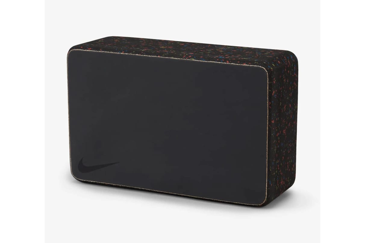 Cómo usar los bloques de yoga: 5 posturas que puedes probar. Nike ES