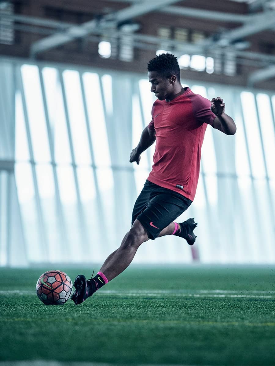 Persoon Die Een Voetbal In Het Doel Schiet