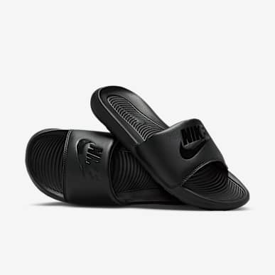 Seis ideas de atuendos para usar calcetines con sandalias. Nike