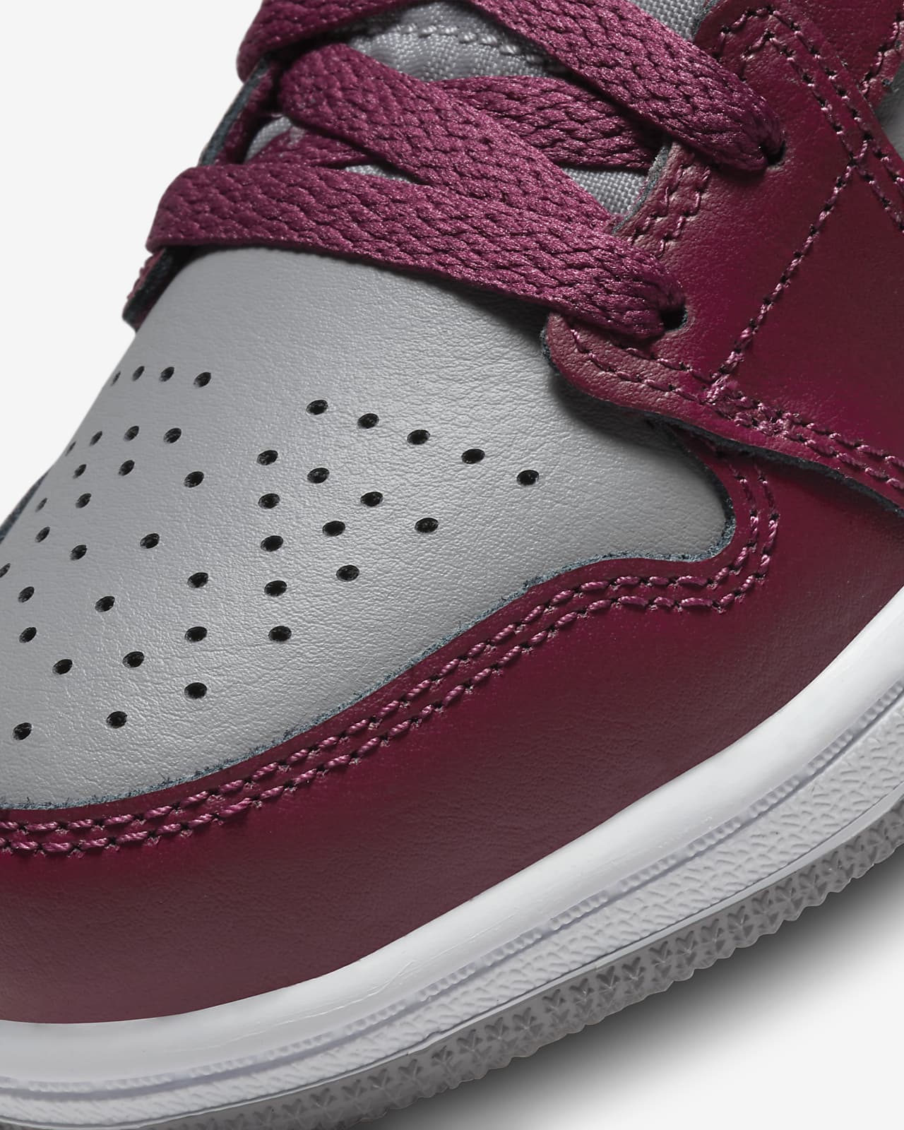 Jordan 1 Mid Younger Kids' Shoes. Nike SK