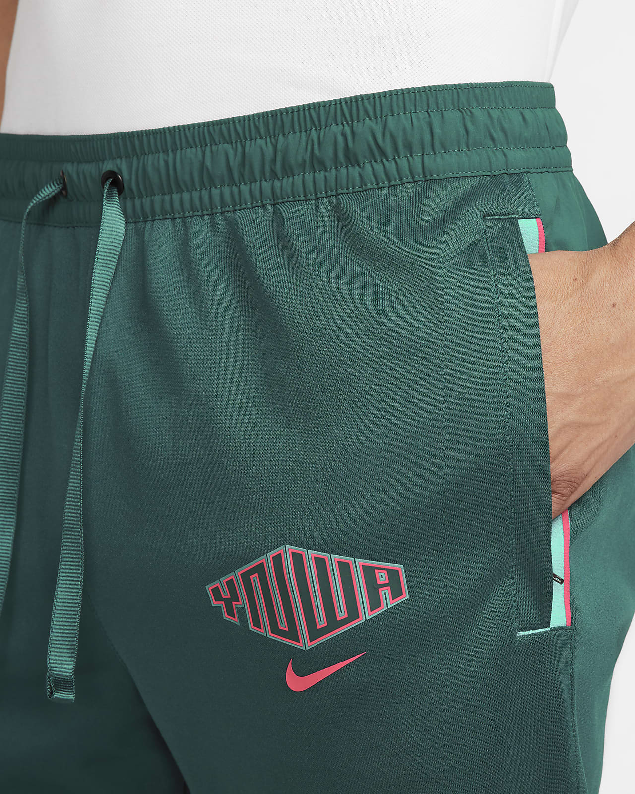 Liverpool F.C. Men's Football Pants. Nike DK