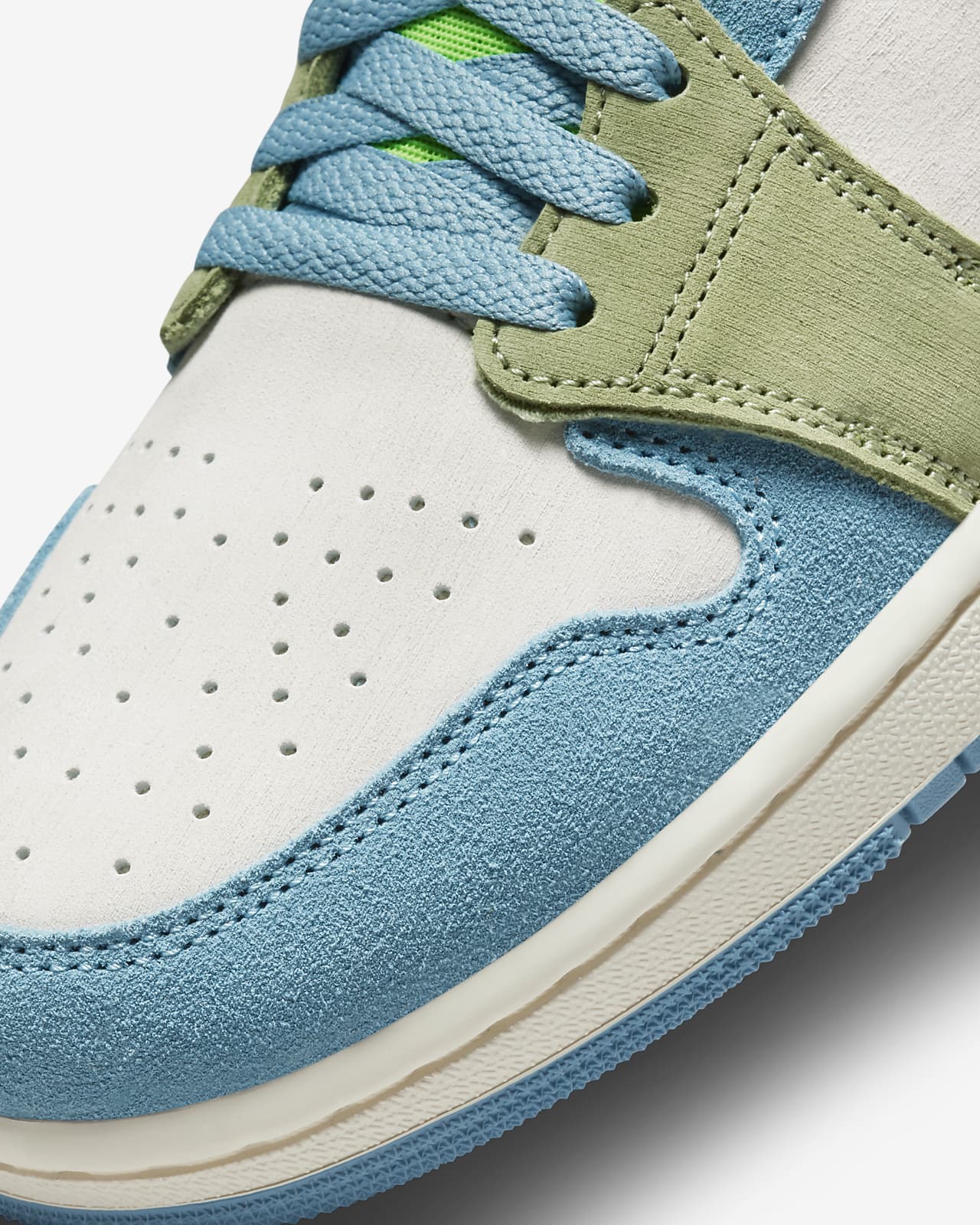 Air Jordan 1 Zoom CMFT 2 Women's Shoes. Nike IE