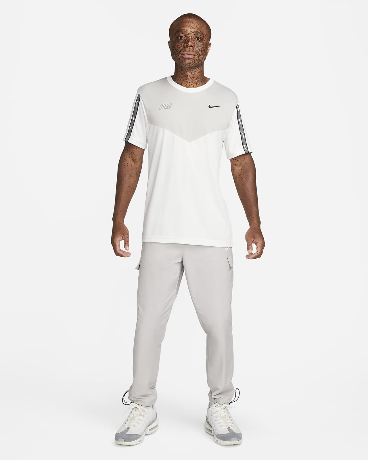T-shirt Nike Sportswear Repeat para homem. Nike PT
