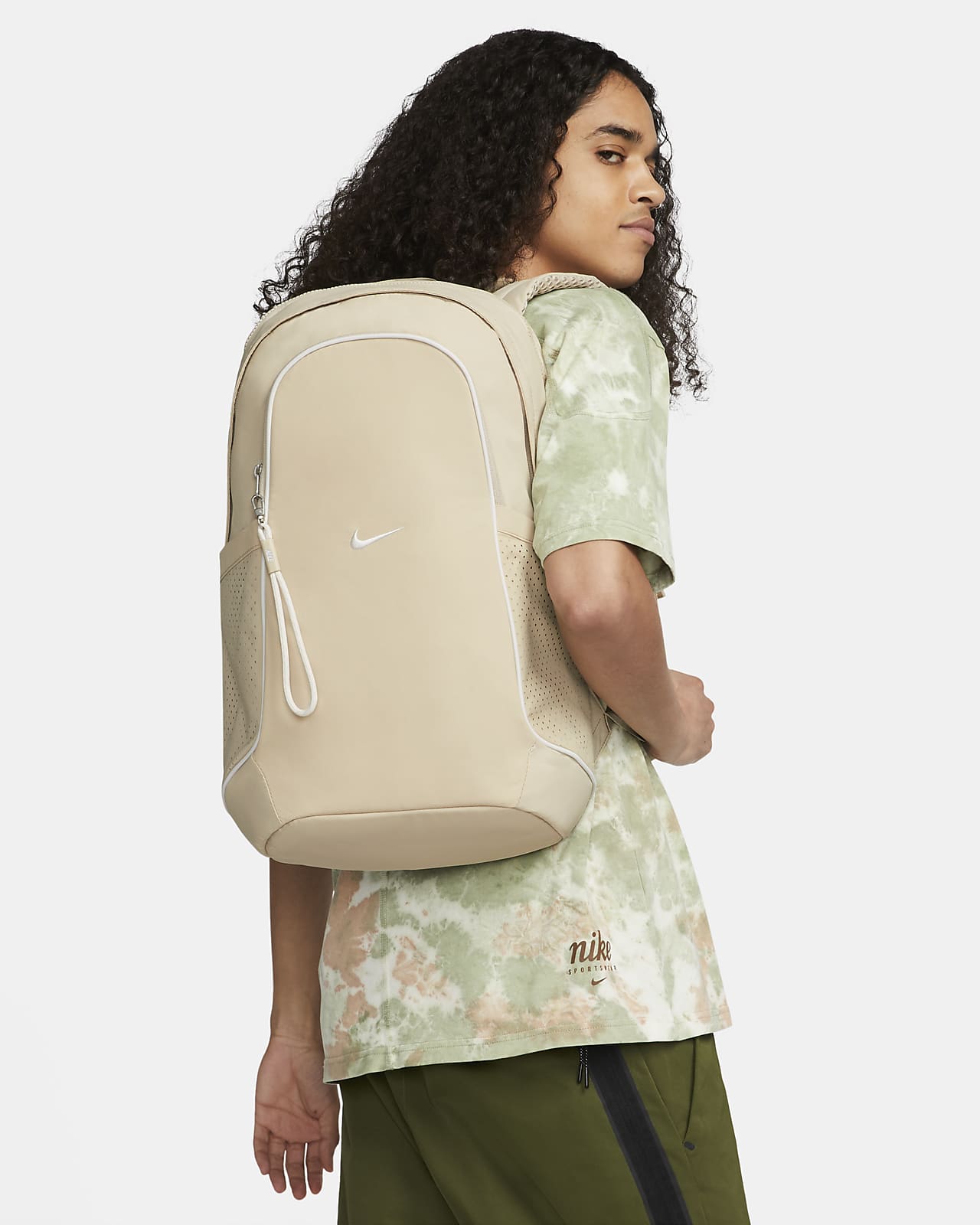 Nike Sportswear Essentials Backpack (20L). Nike NO