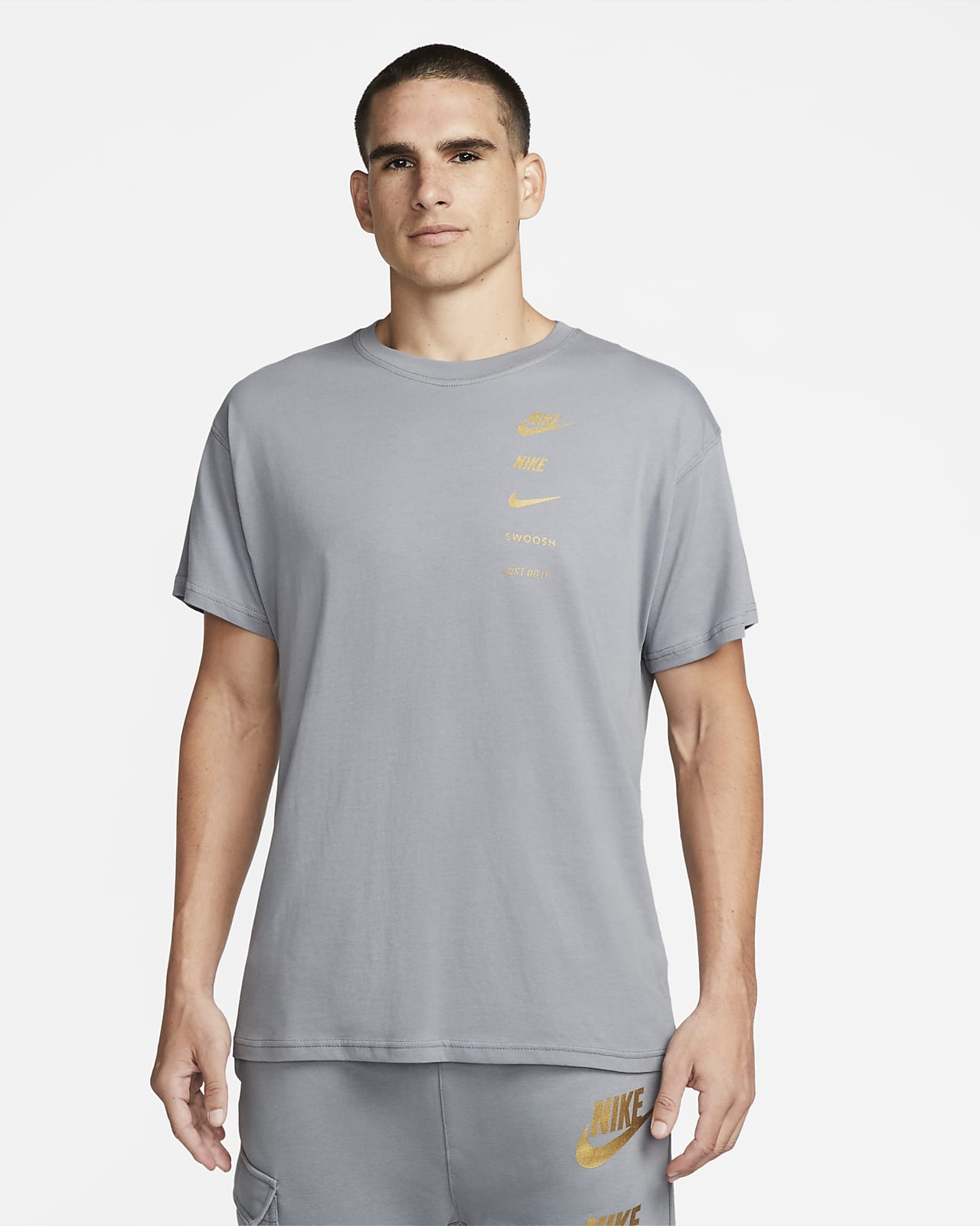 T-shirt Nike Sportswear Standard Issue para homem. Nike PT