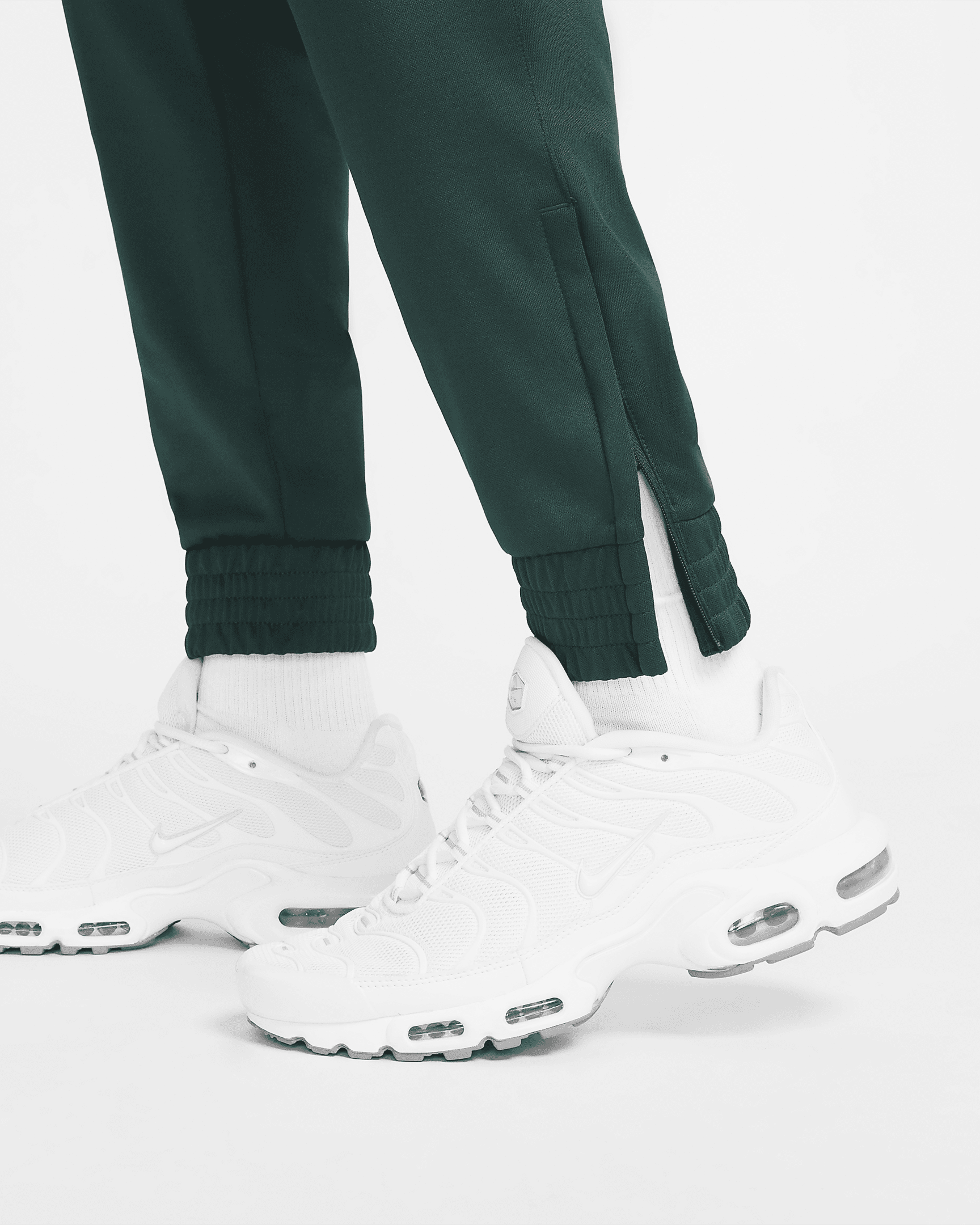 Liverpool F.C. Men's Football Pants. Nike AE