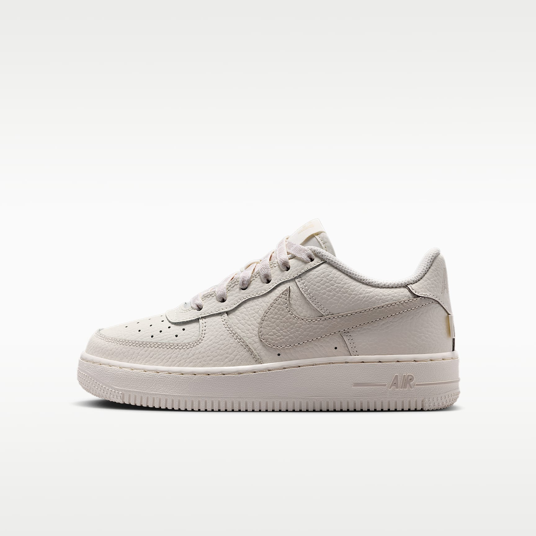 Nike Air Force 1 Low Older Kids' Shoes. Nike FI