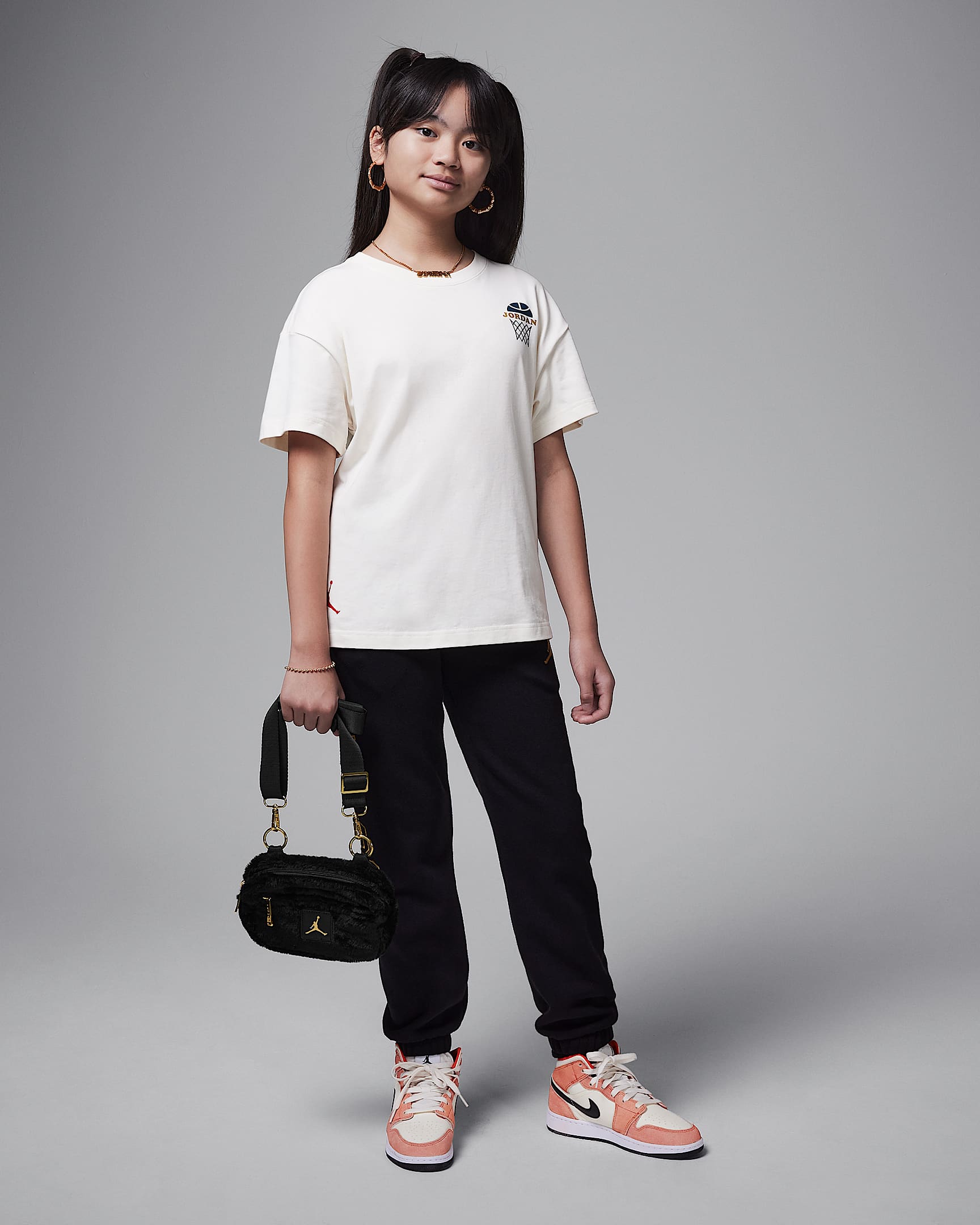 Jordan Older Kids' Faux Fur Camera Bag (1L). Nike UK