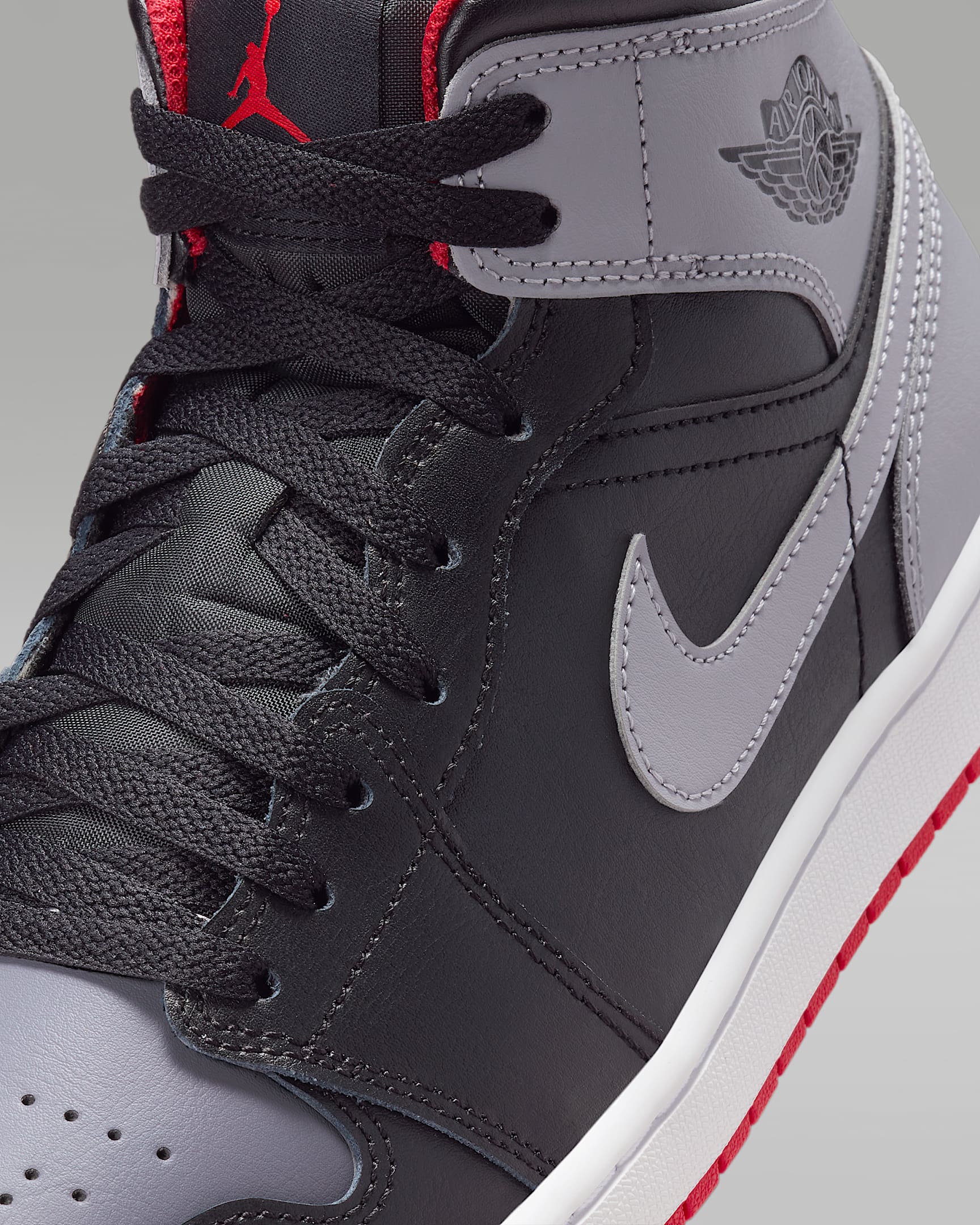 Chaussure Air Jordan 1 Mid pour Homme. Nike BE