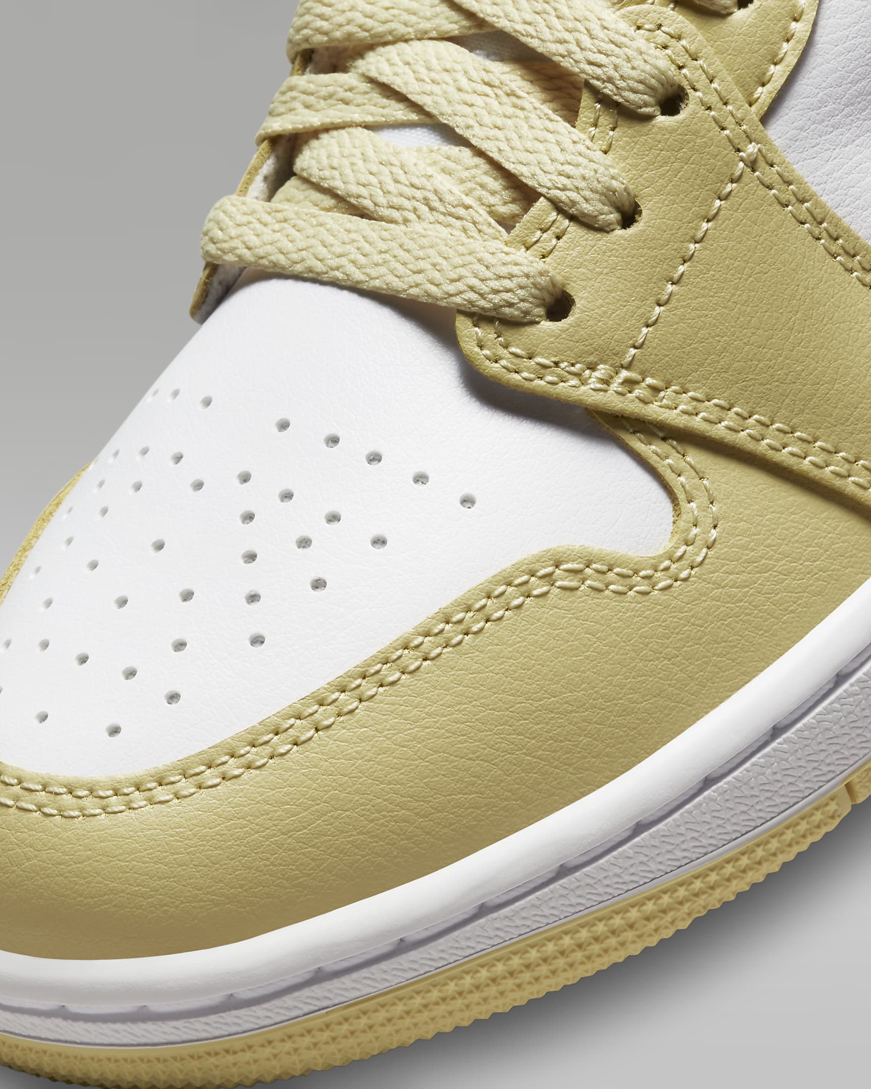 Air Jordan 1 Mid Women's Shoes. Nike BE