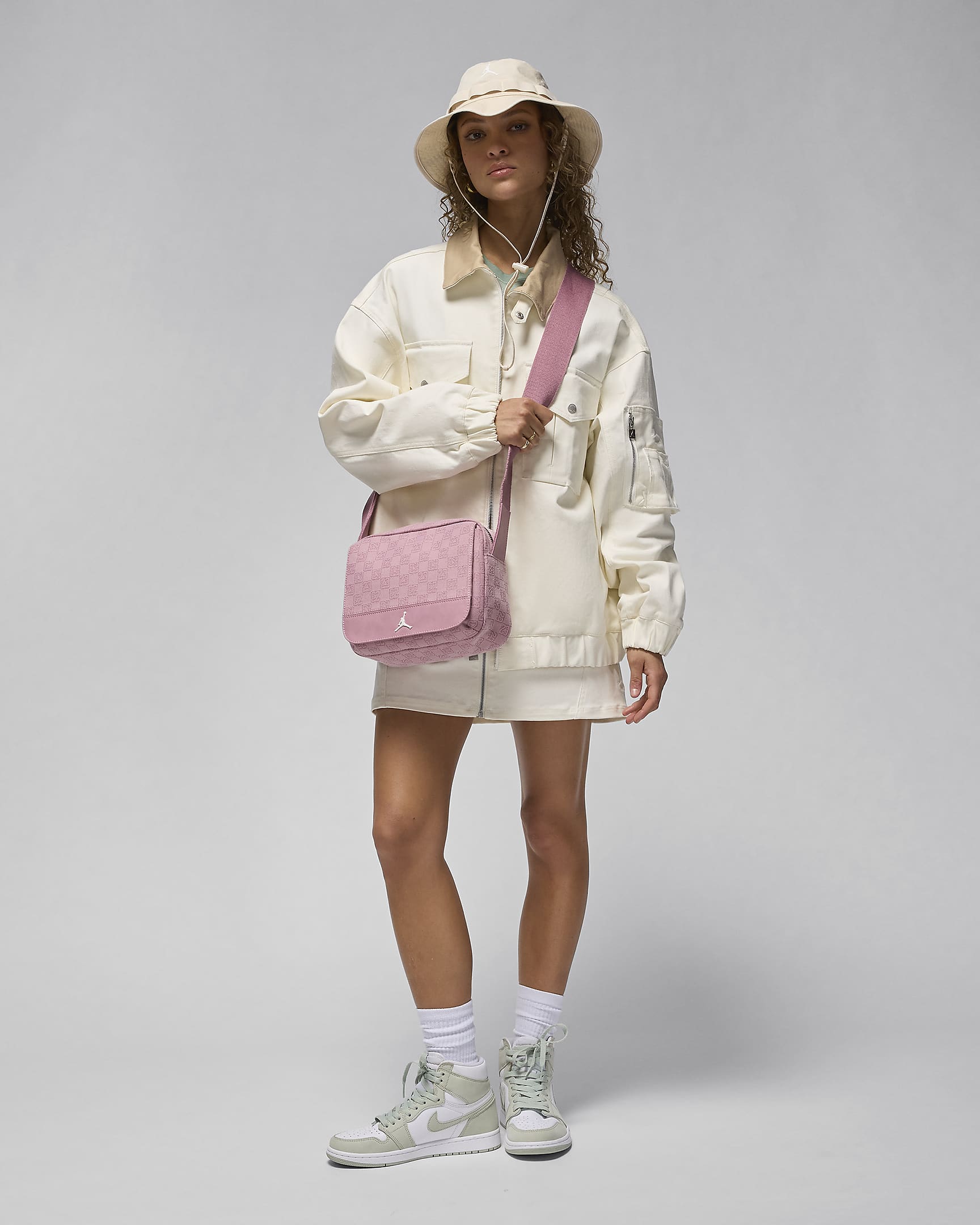 Jordan Monogram Mini Messenger Bag (3.6L). Nike.com