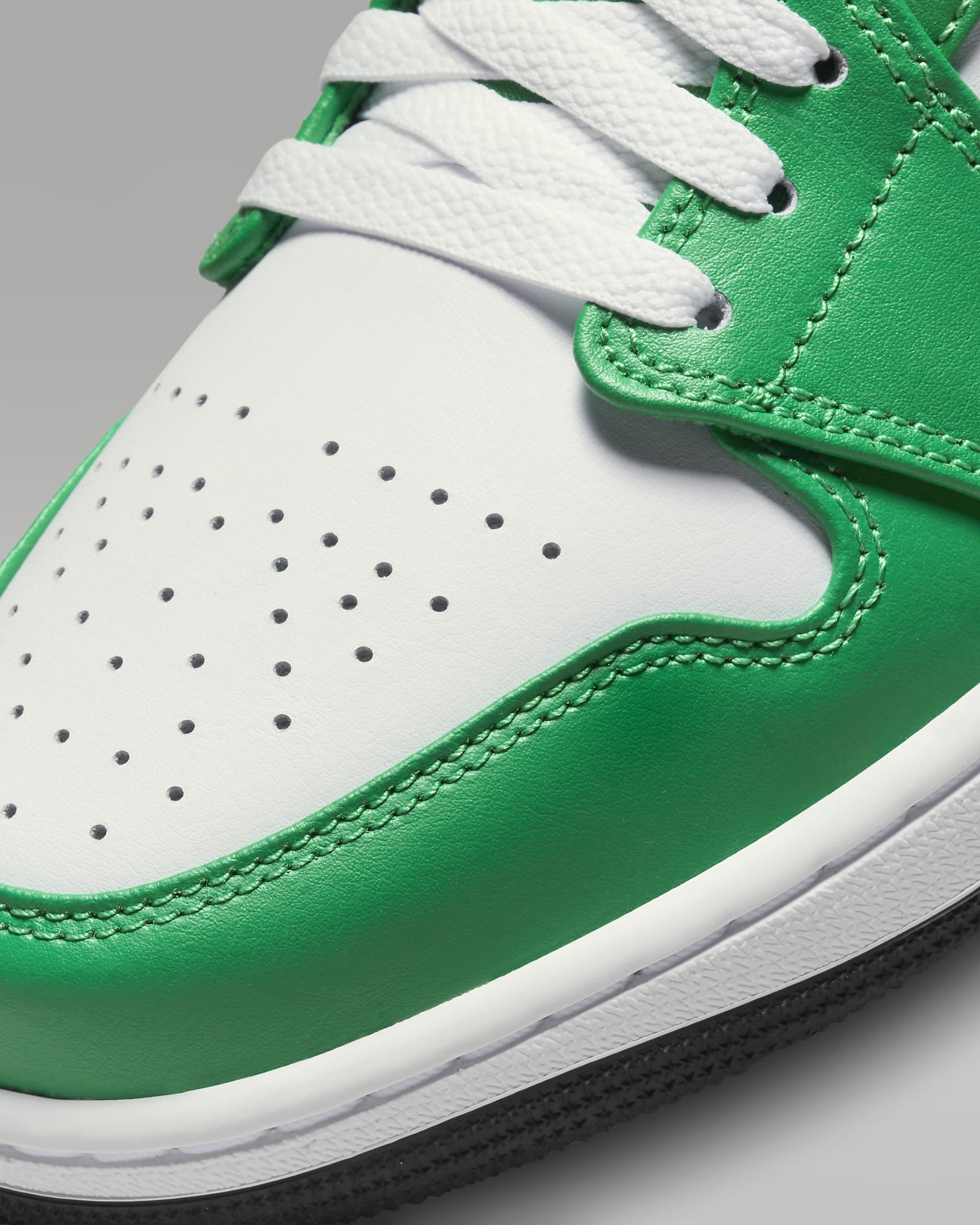 Air Jordan 1 Mid Men's Shoes. Nike BE
