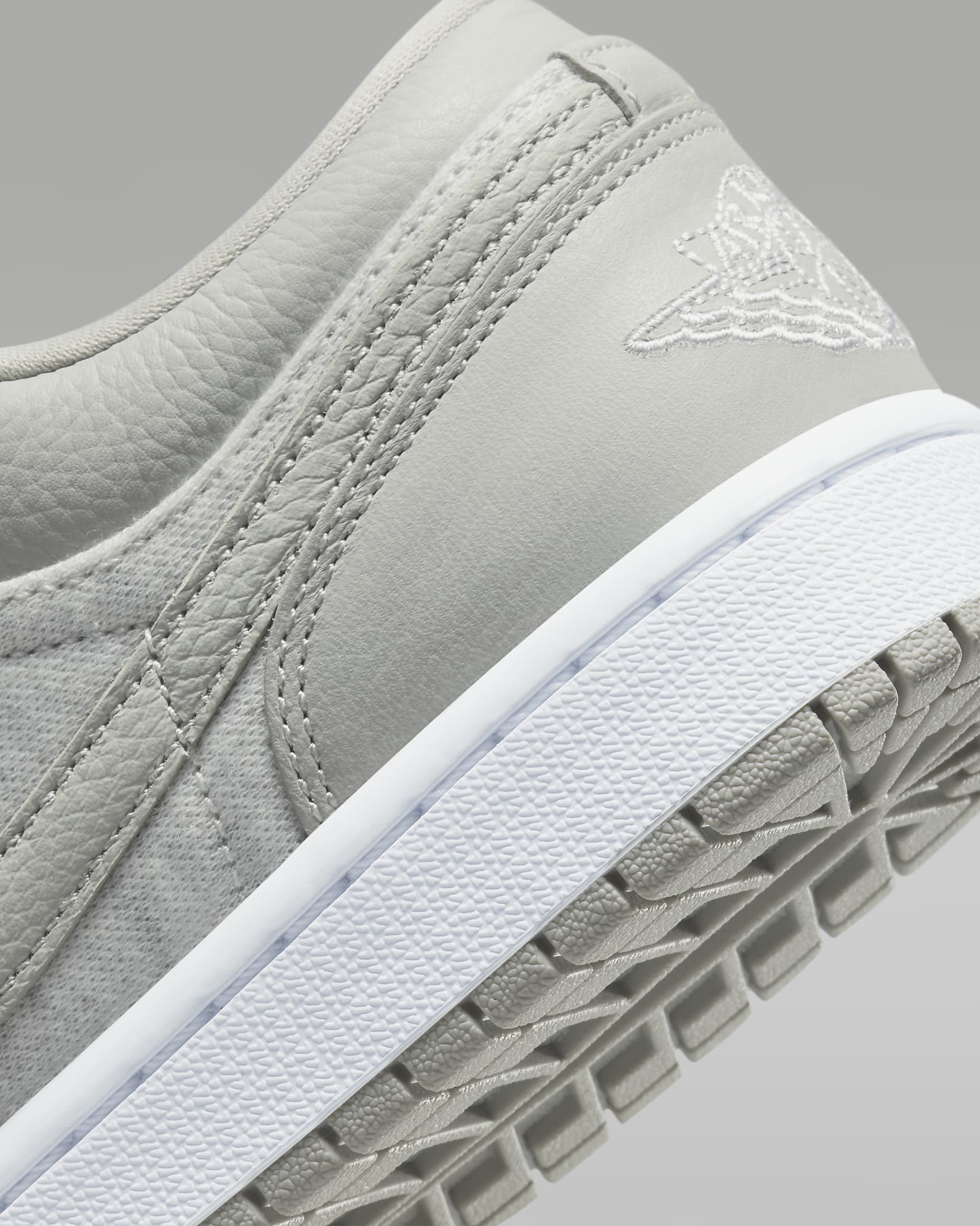 Air Jordan 1 Low SE Women's Shoe. Nike PH