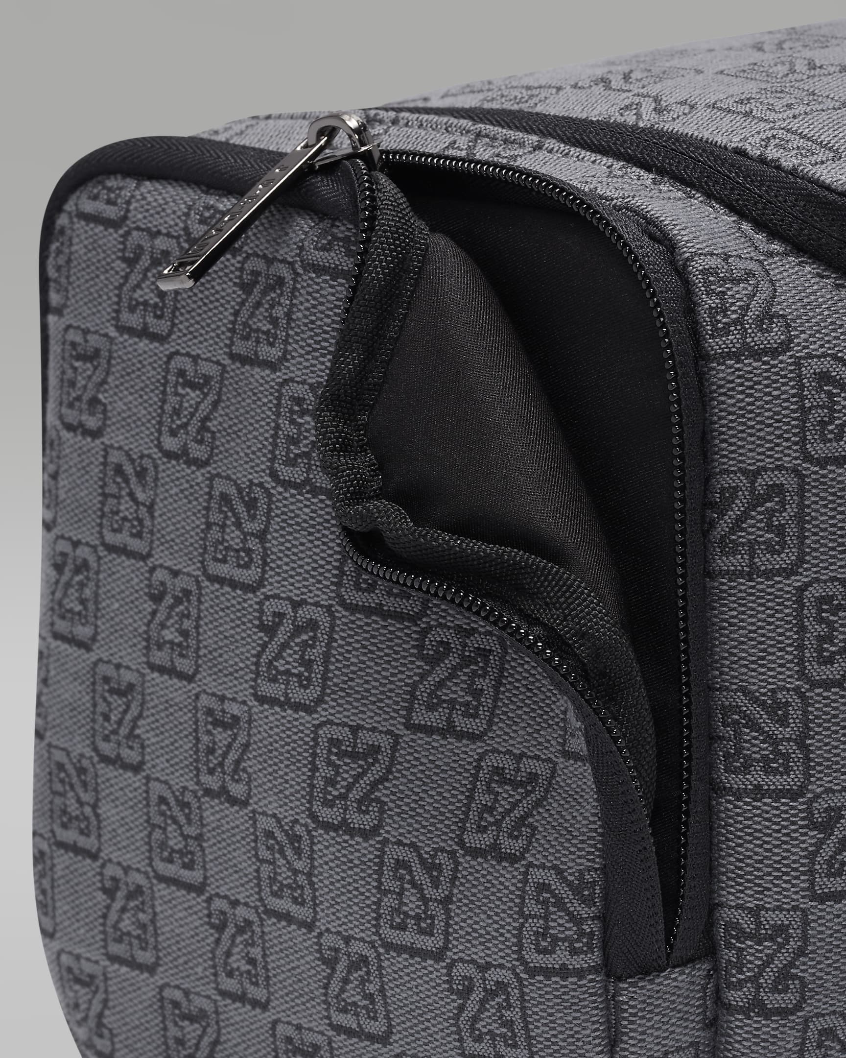 Jordan Monogram Dopp Kit (5.9L). Nike.com