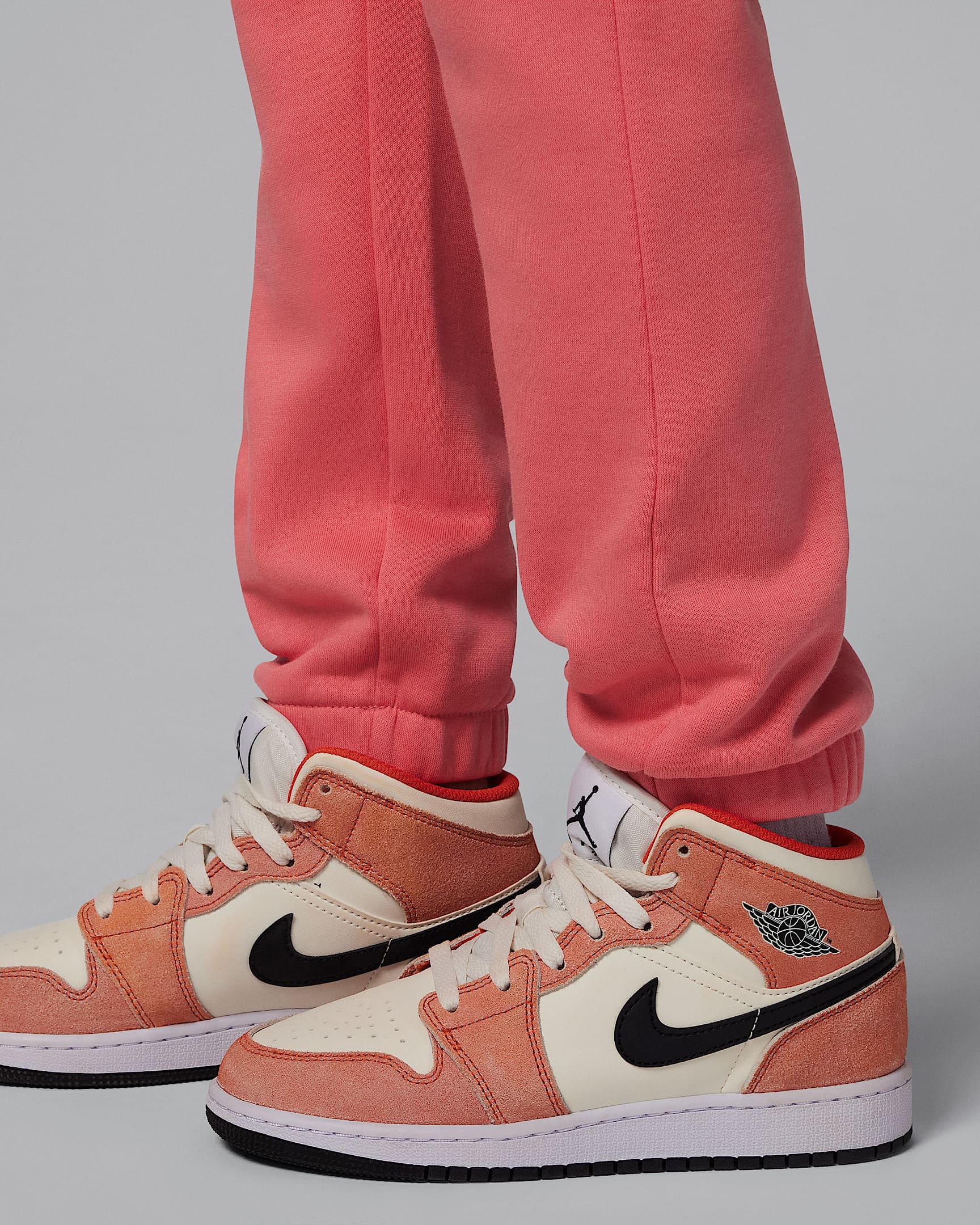 Jordan Brooklyn Essentials Older Kids' Trousers. Nike IE