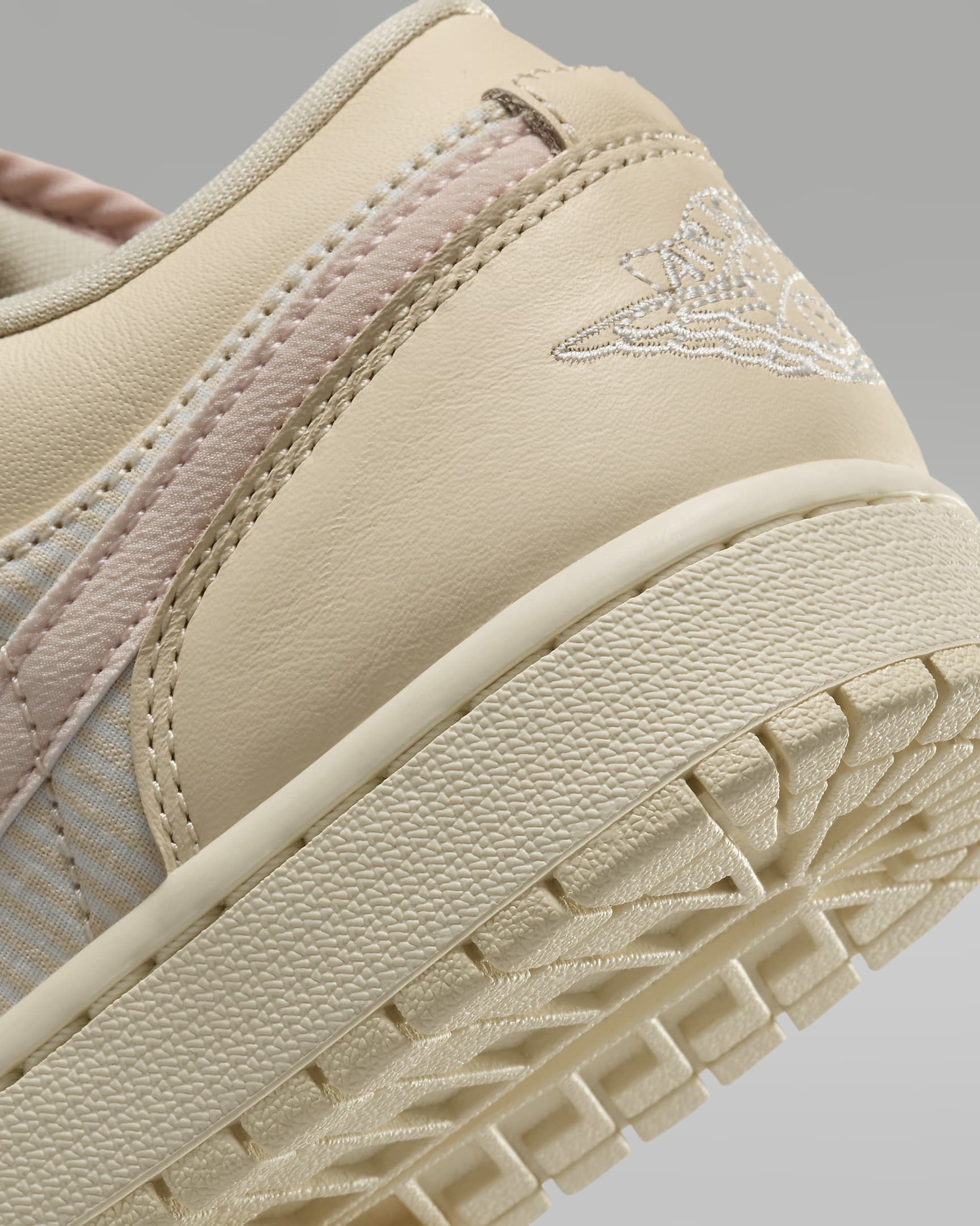 Air Jordan 1 Low SE Women's Shoes. Nike NL