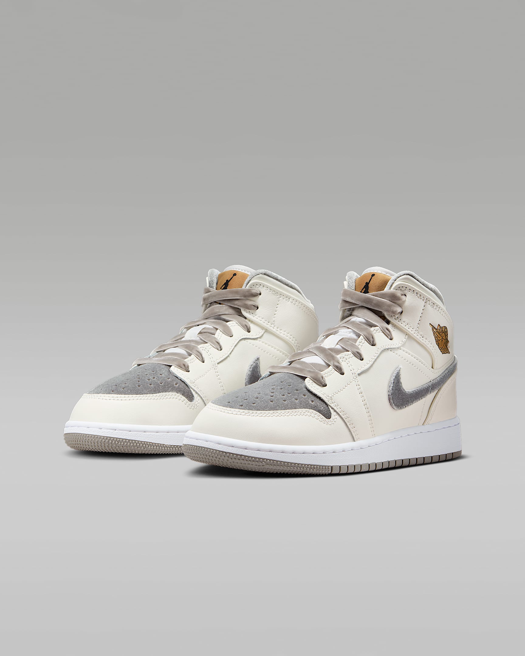 Air Jordan 1 Mid SE Older Kids' Shoes. Nike HR