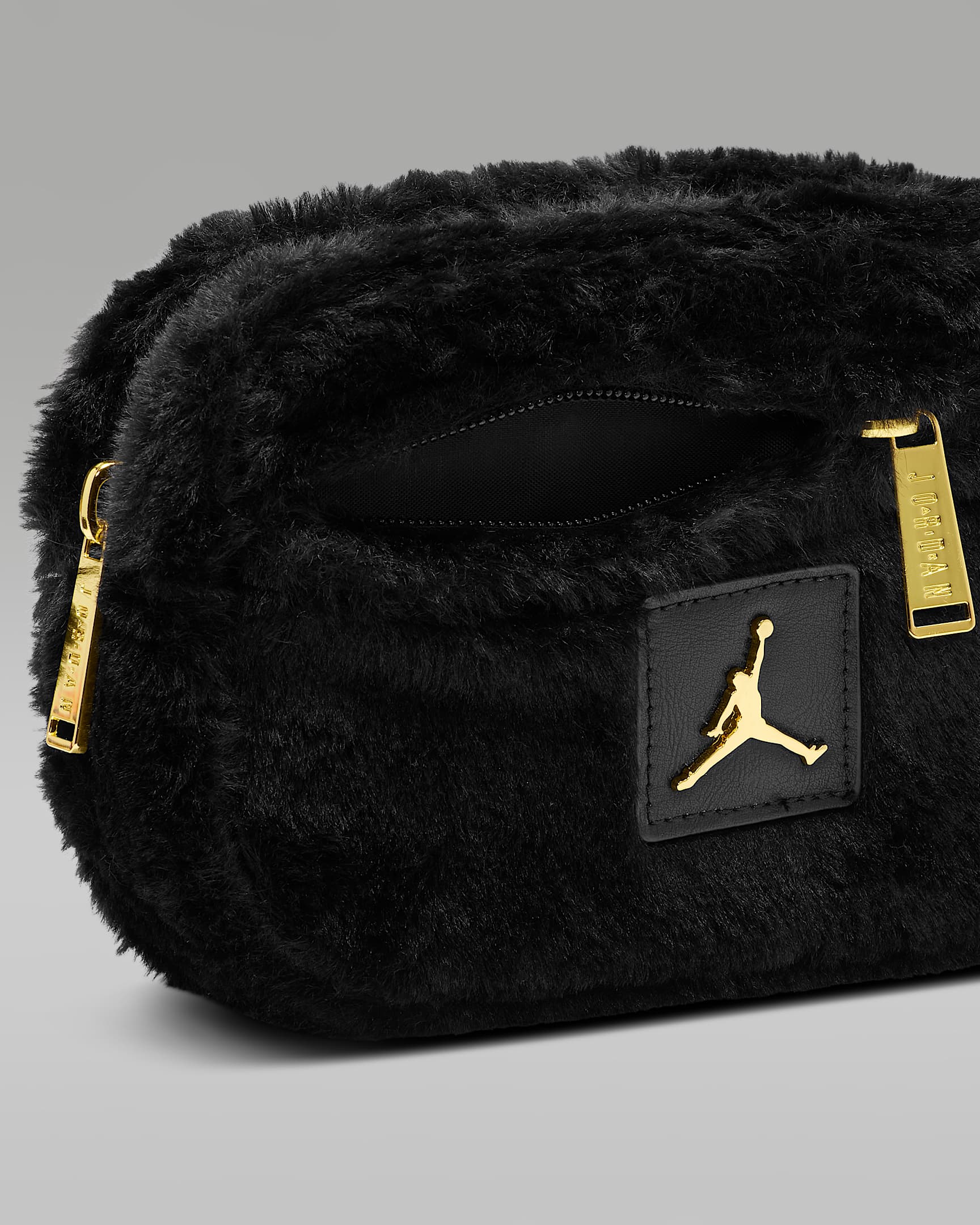 Jordan Older Kids' Faux Fur Camera Bag (1L). Nike UK