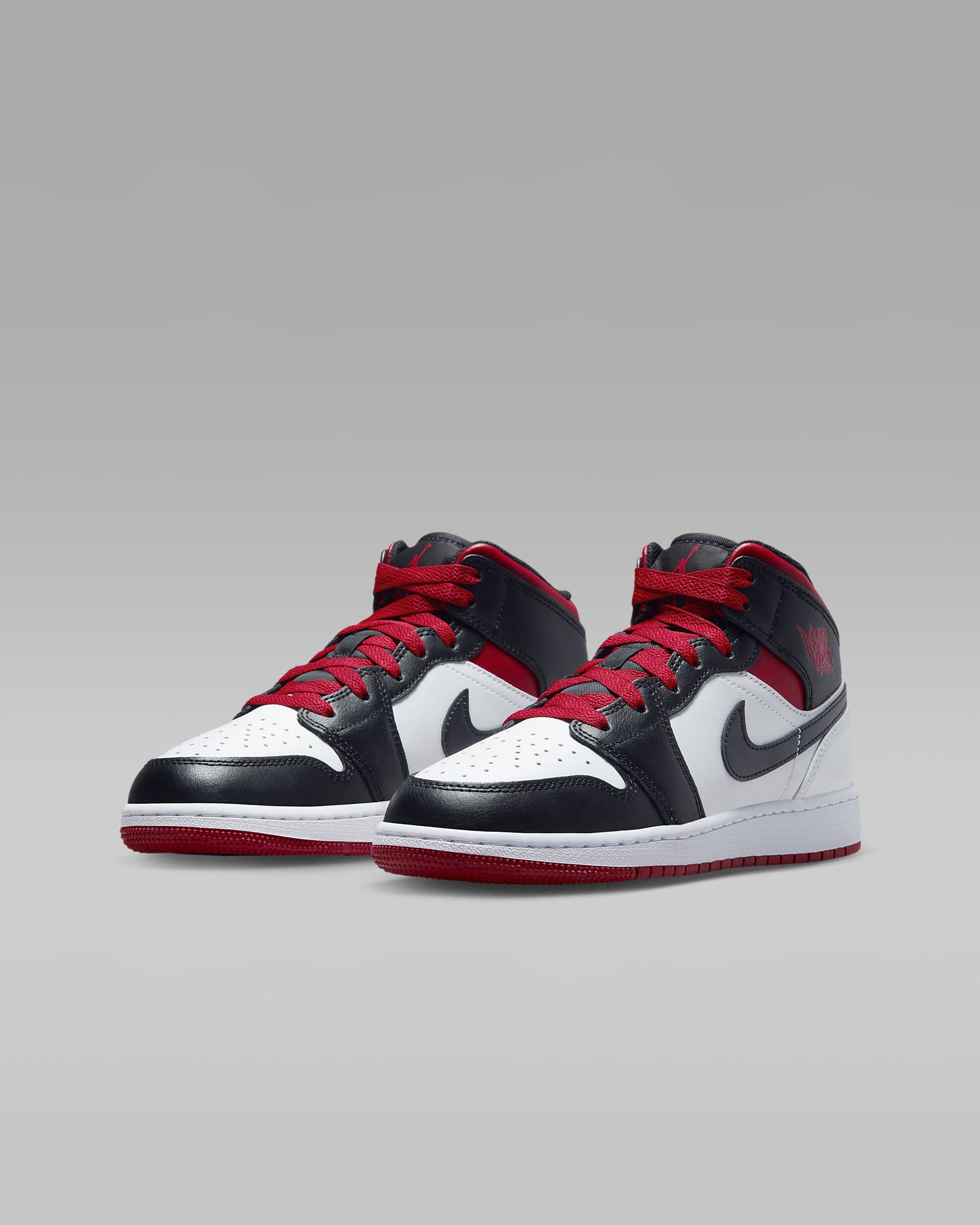 Air Jordan 1 Mid Schuh für ältere Kinder. Nike AT