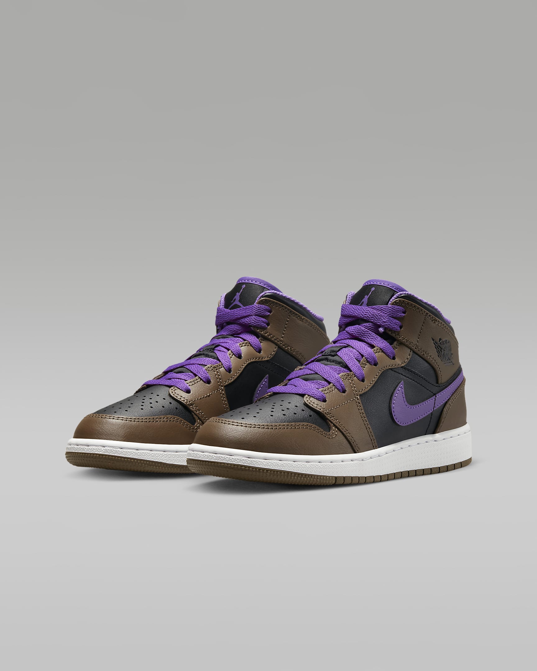 Air Jordan 1 Mid Older Kids' Shoes. Nike LU