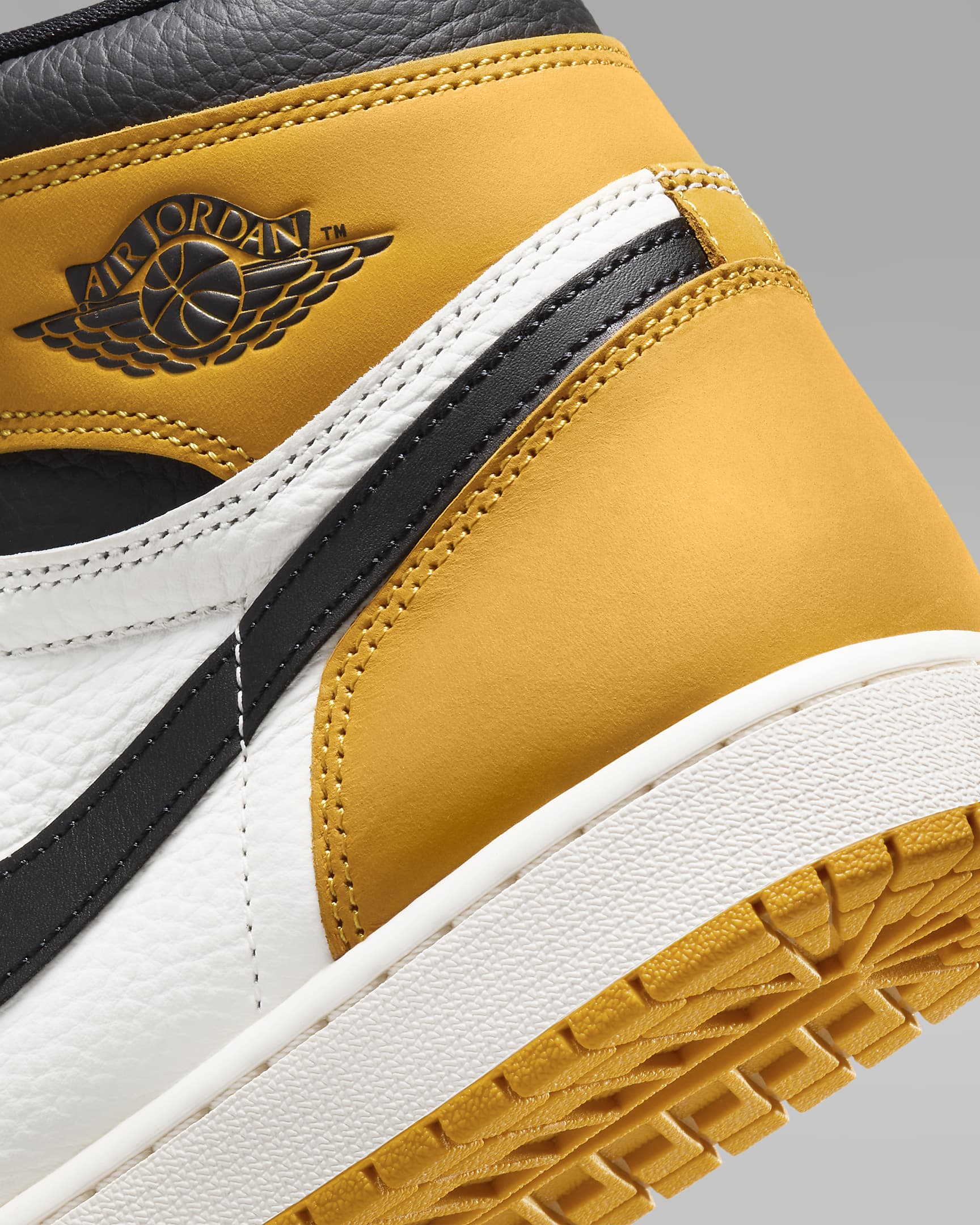 Air Jordan 1 Retro High OG 'Yellow Ochre' Men's Shoes. Nike HR