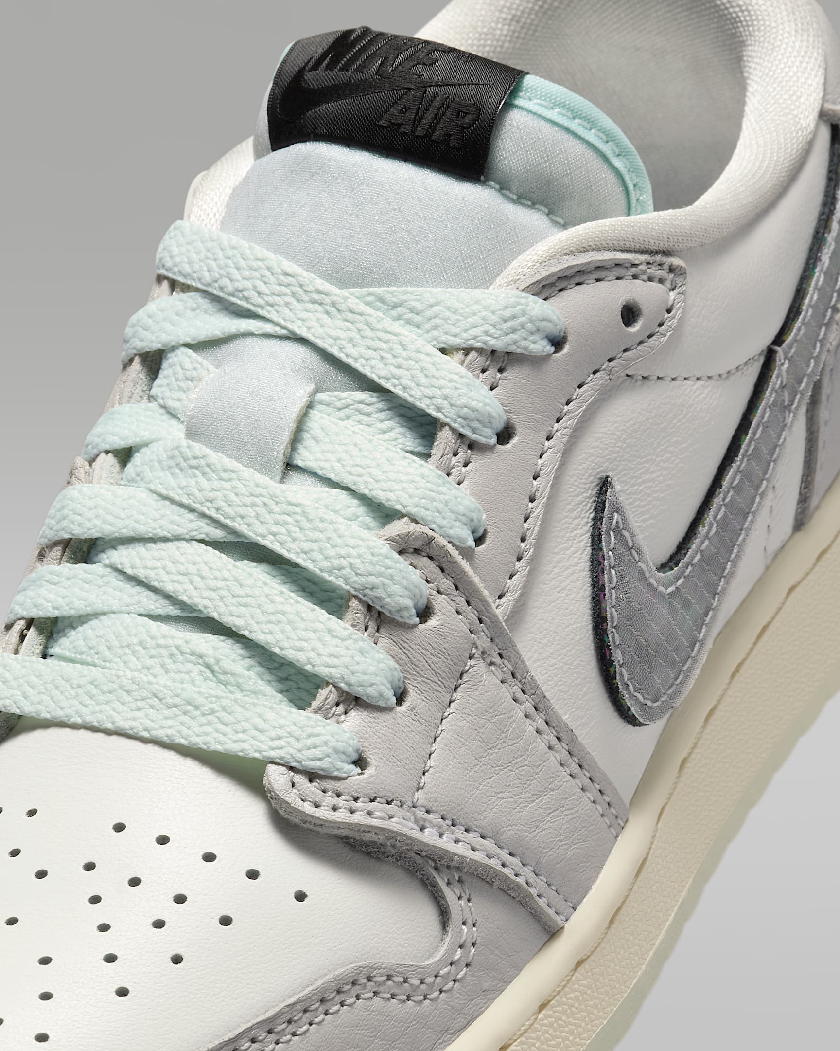 Air Jordan 1 Retro Low 'LNY' Older Kids' Shoes. Nike IN