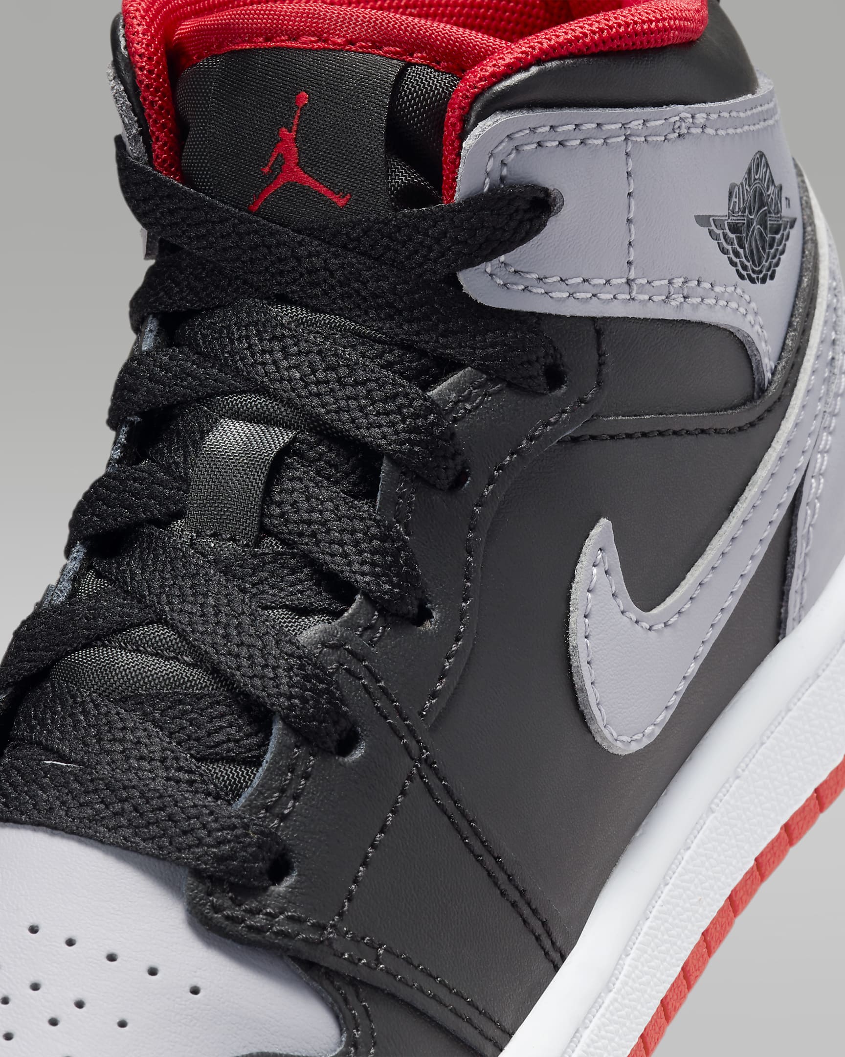 Jordan 1 Mid Younger Kids' Shoes. Nike IE