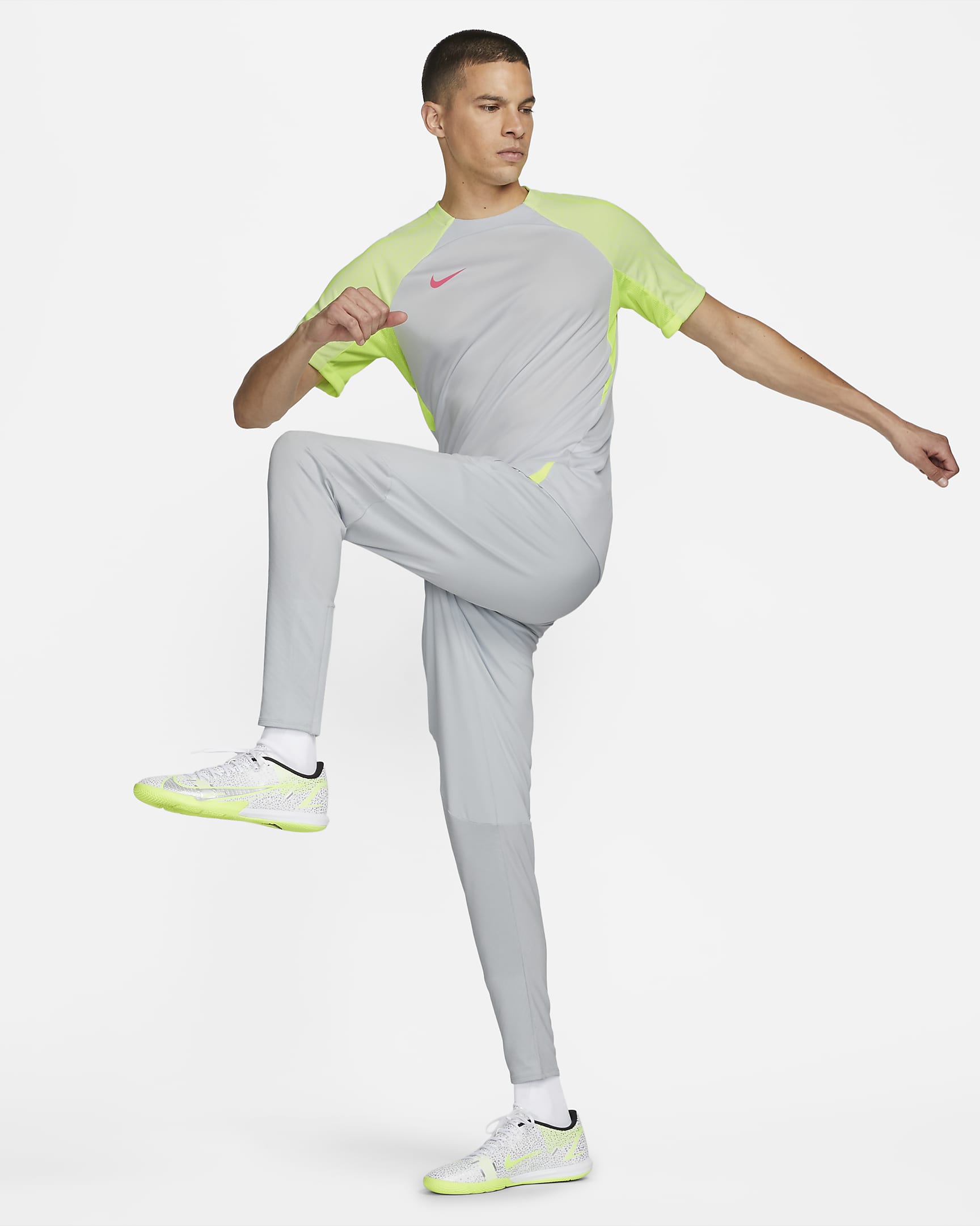 Nike Dri-FIT Strike Men's Short-Sleeve Football Top. Nike NL