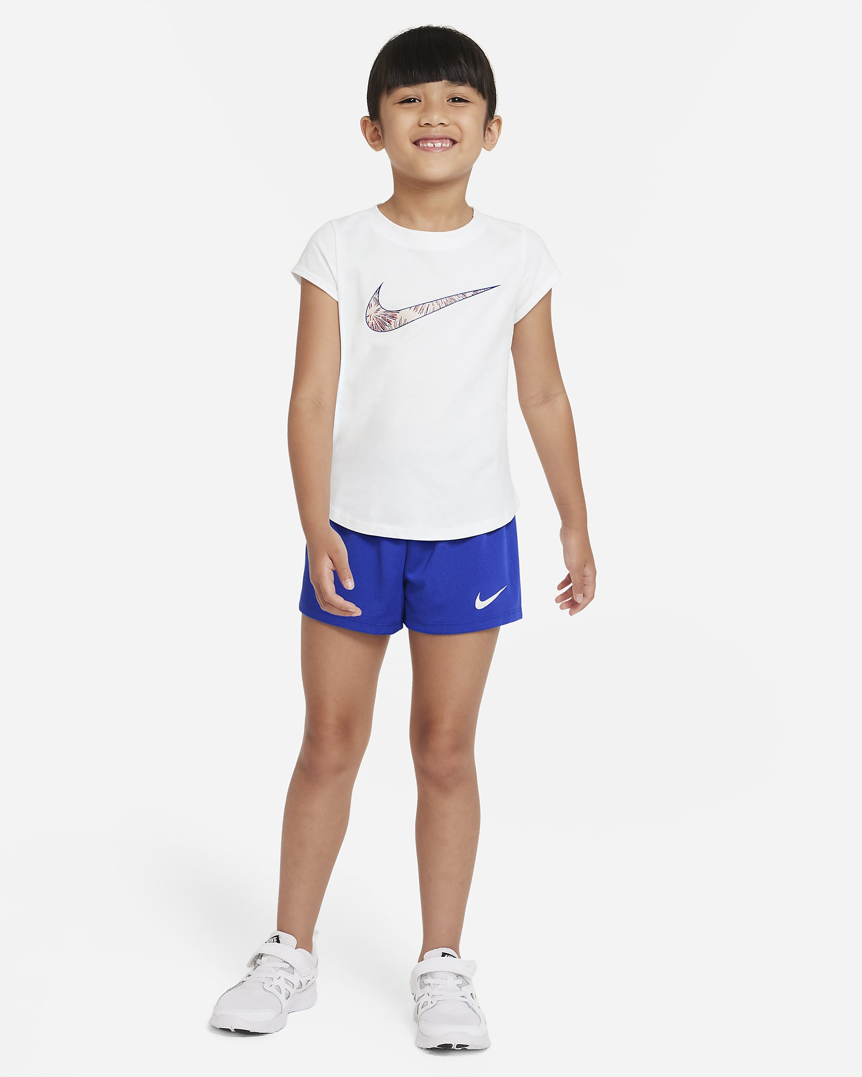 Conjunto de playera y shorts para niños talla pequeña Nike. Nike.com