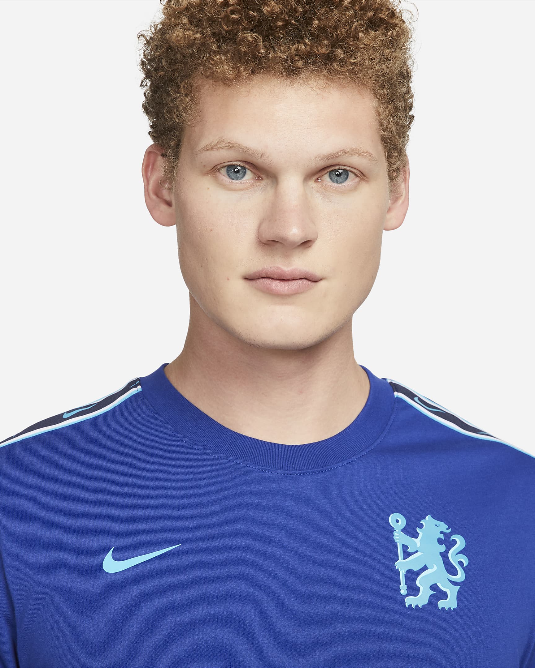 Chelsea F.C. Repeat Men's T-shirt. Nike AE