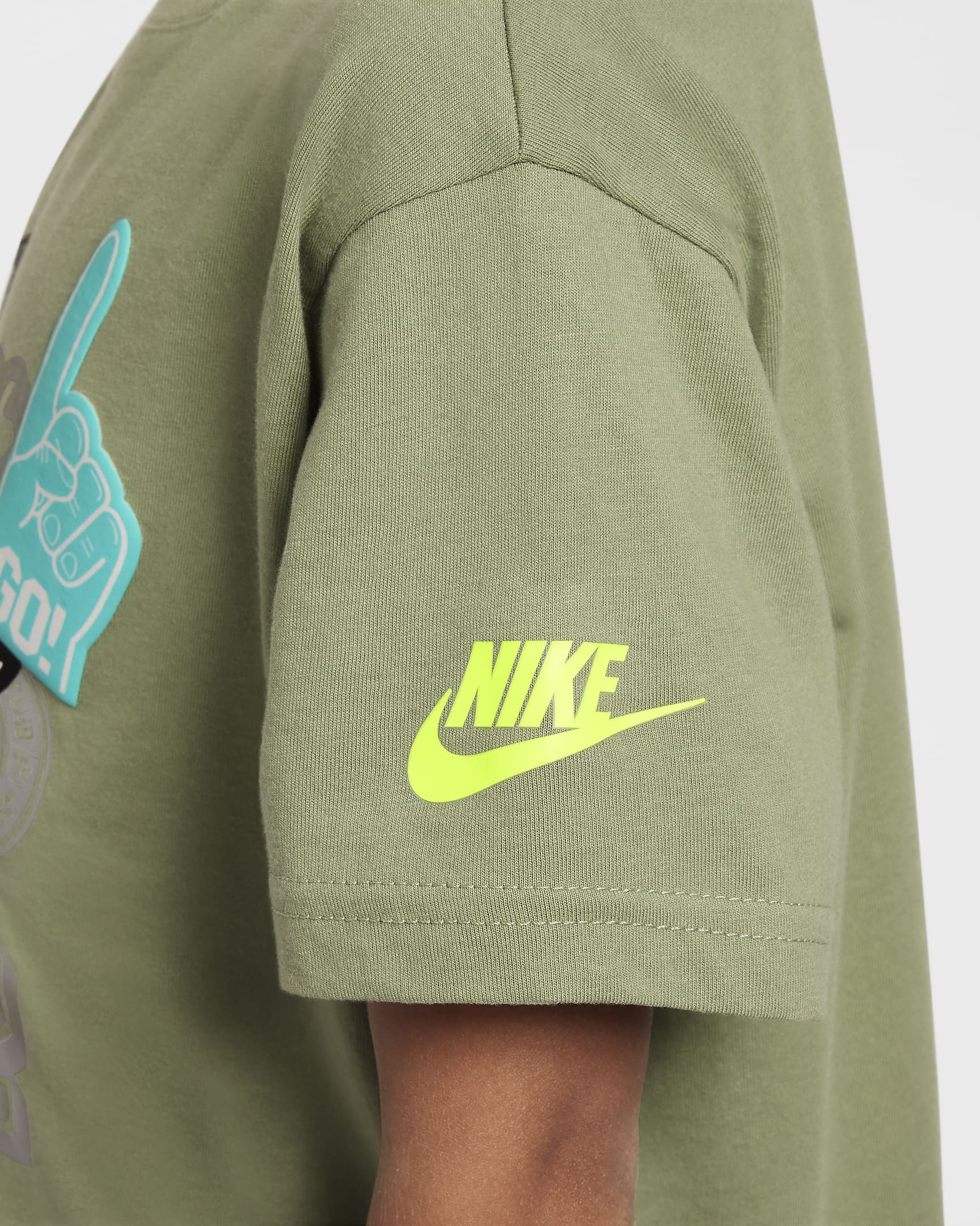 Playera con gráfico para niños talla pequeña Nike Step Up Your Game ...