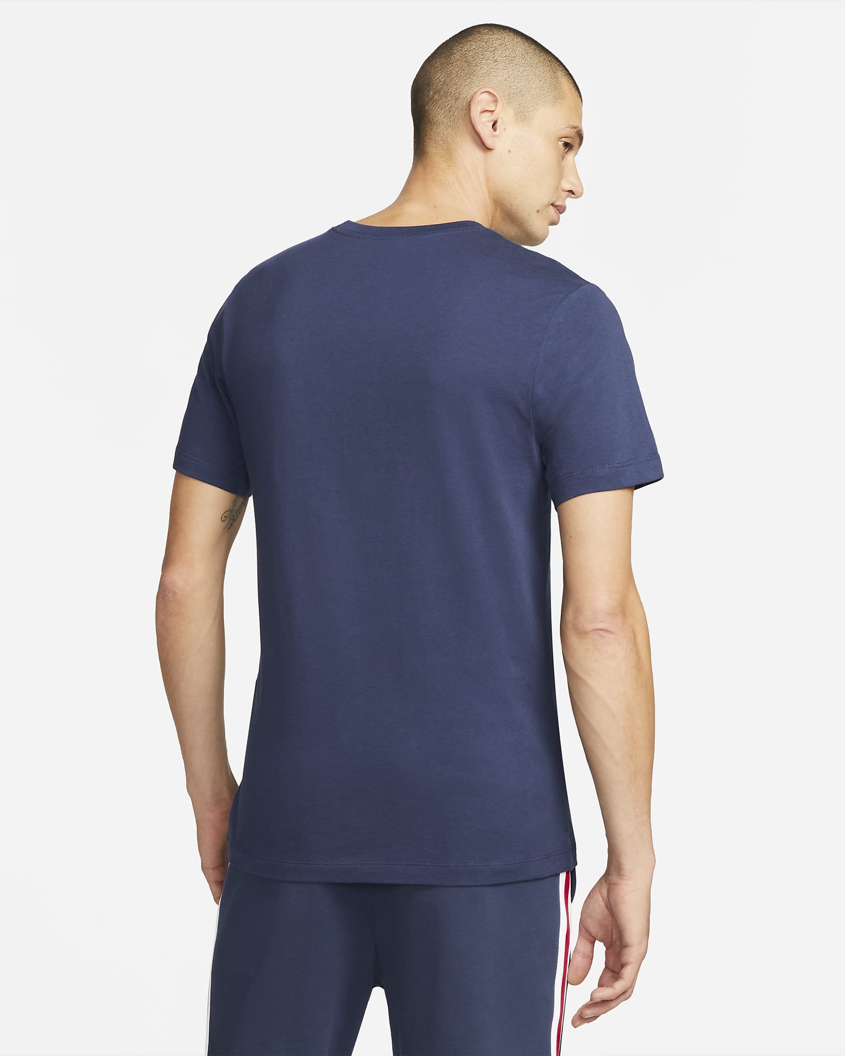 Playera de fútbol para hombre Paris Saint-Germain Crest. Nike.com