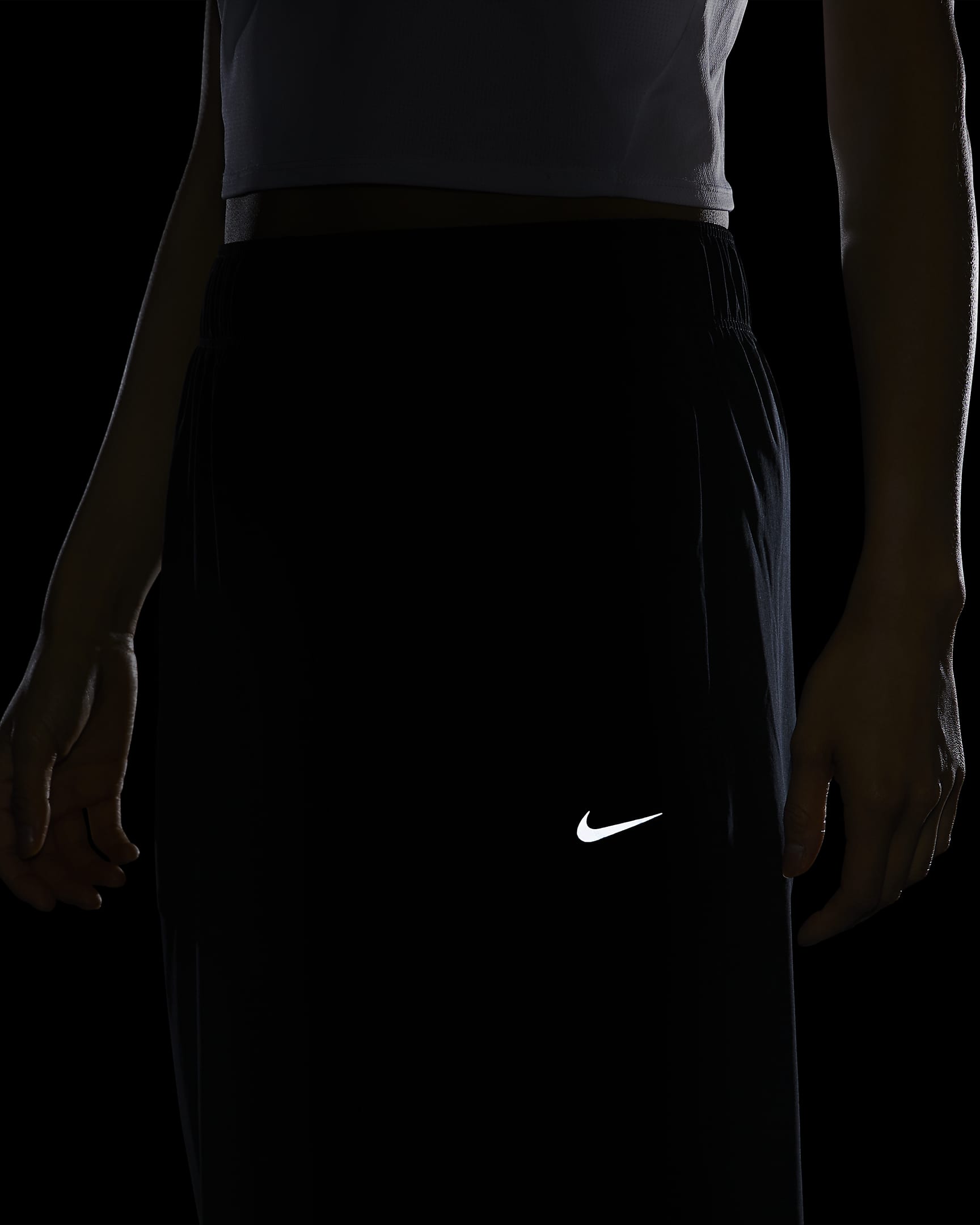เลกกิ้งเอวปานกลางผู้หญิงซัพพอร์ตแบบมั่นคงพร้อมกระเป๋า Nike Dri-FIT Go ...