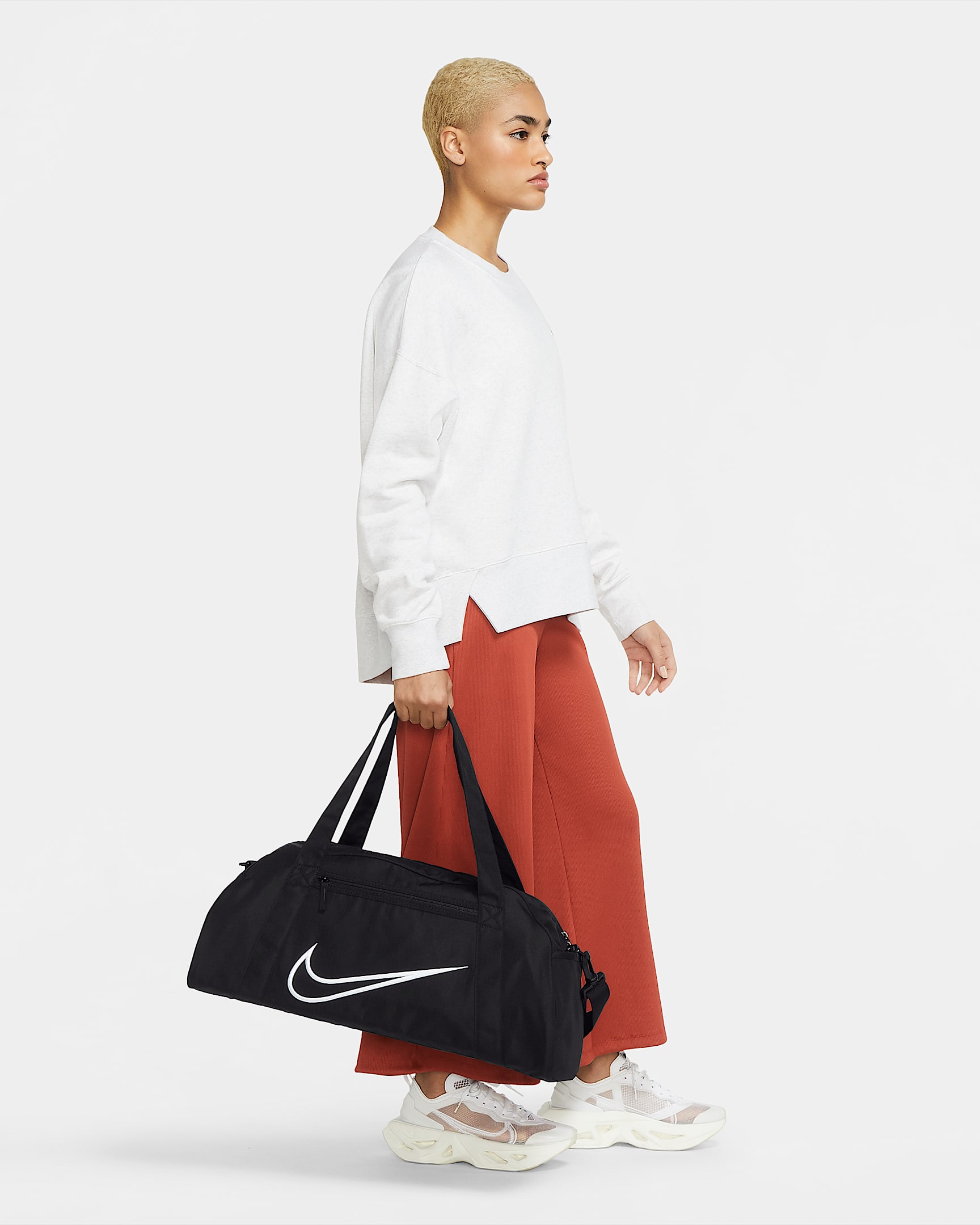 Nike Gym Club Women's Training Duffel Bag (24L). Nike IE