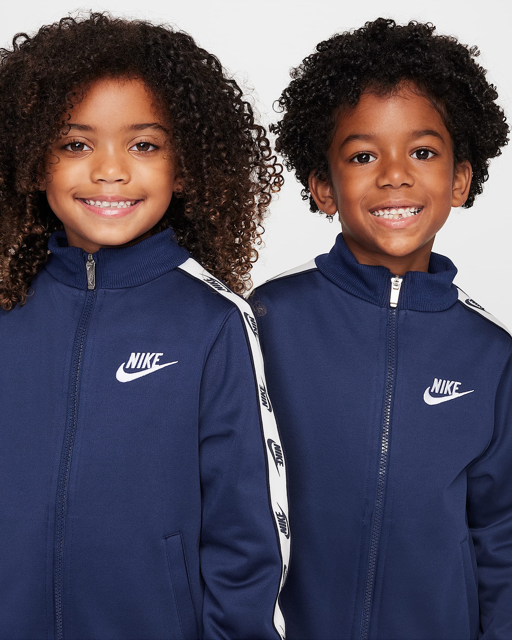 Conjunto de 2 piezas de cierre completo y cinta con logotipos para niños talla pequeña Nike Dri ...