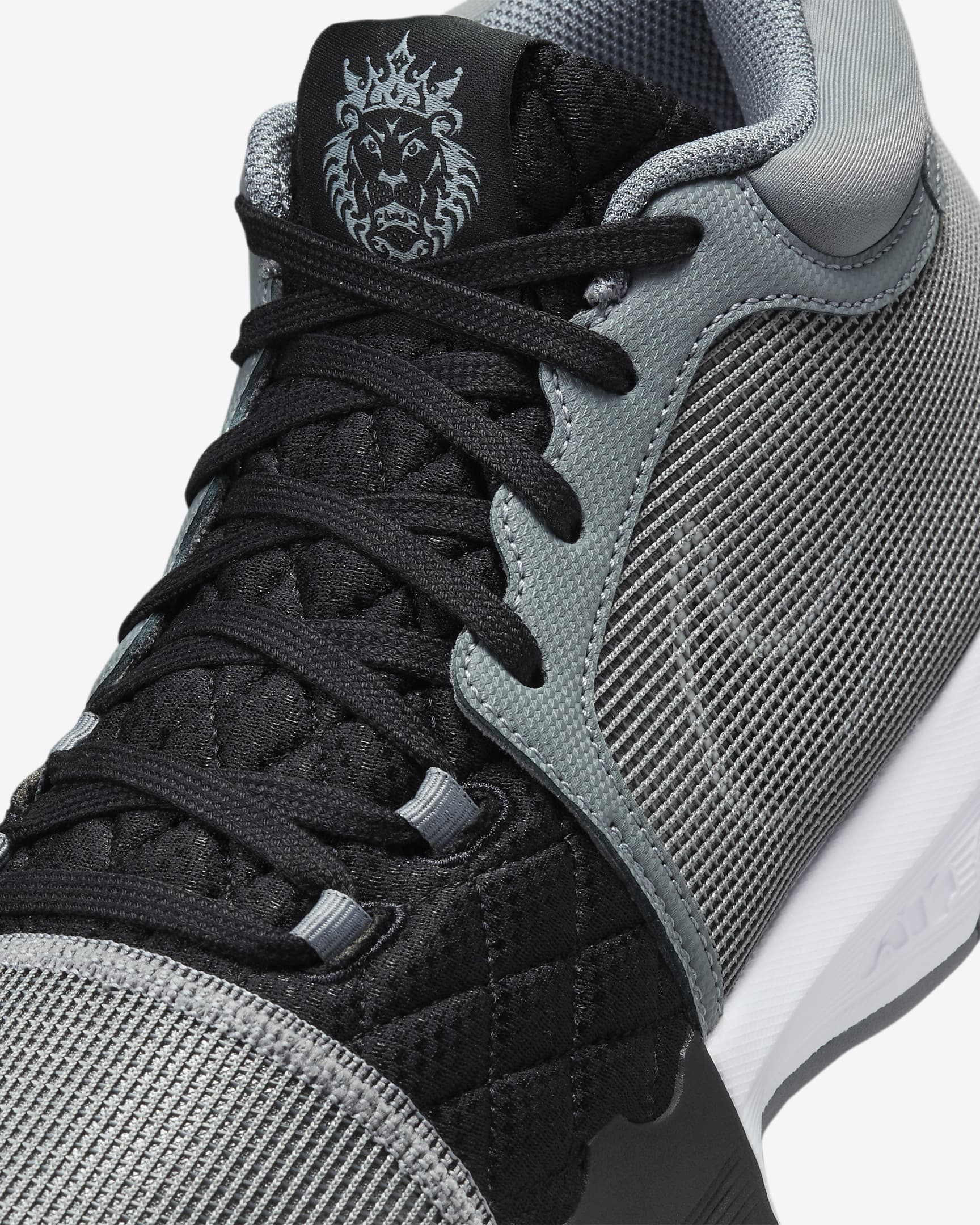 LeBron Witness 8 EP 籃球鞋。Nike TW