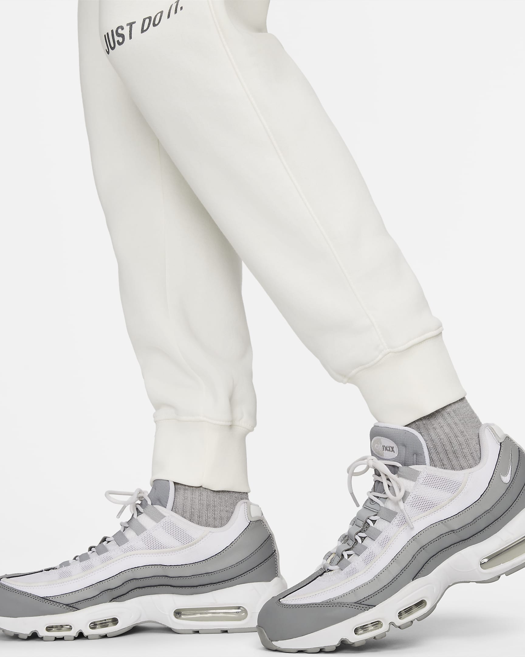 Nike Sportswear Standard Issue Men's Cargo Trousers. Nike AT
