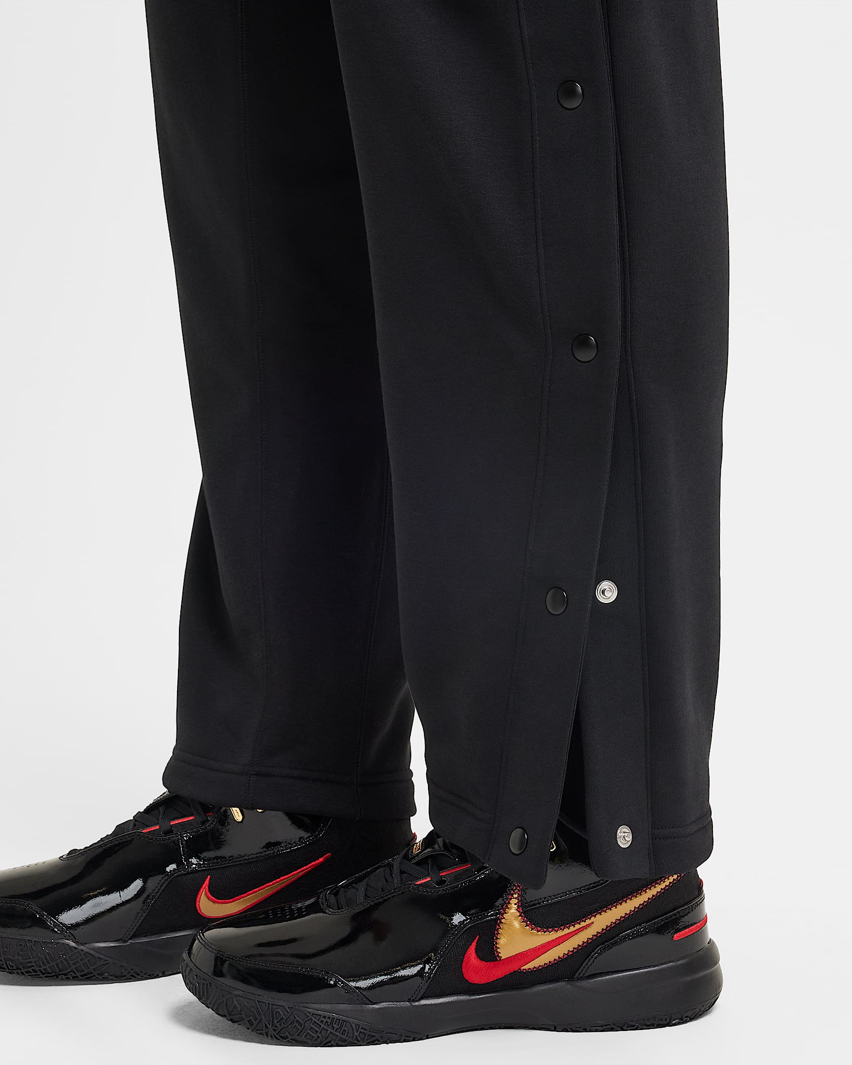 LeBron Standard Issue Men's Therma-FIT Basketball Trousers. Nike IL