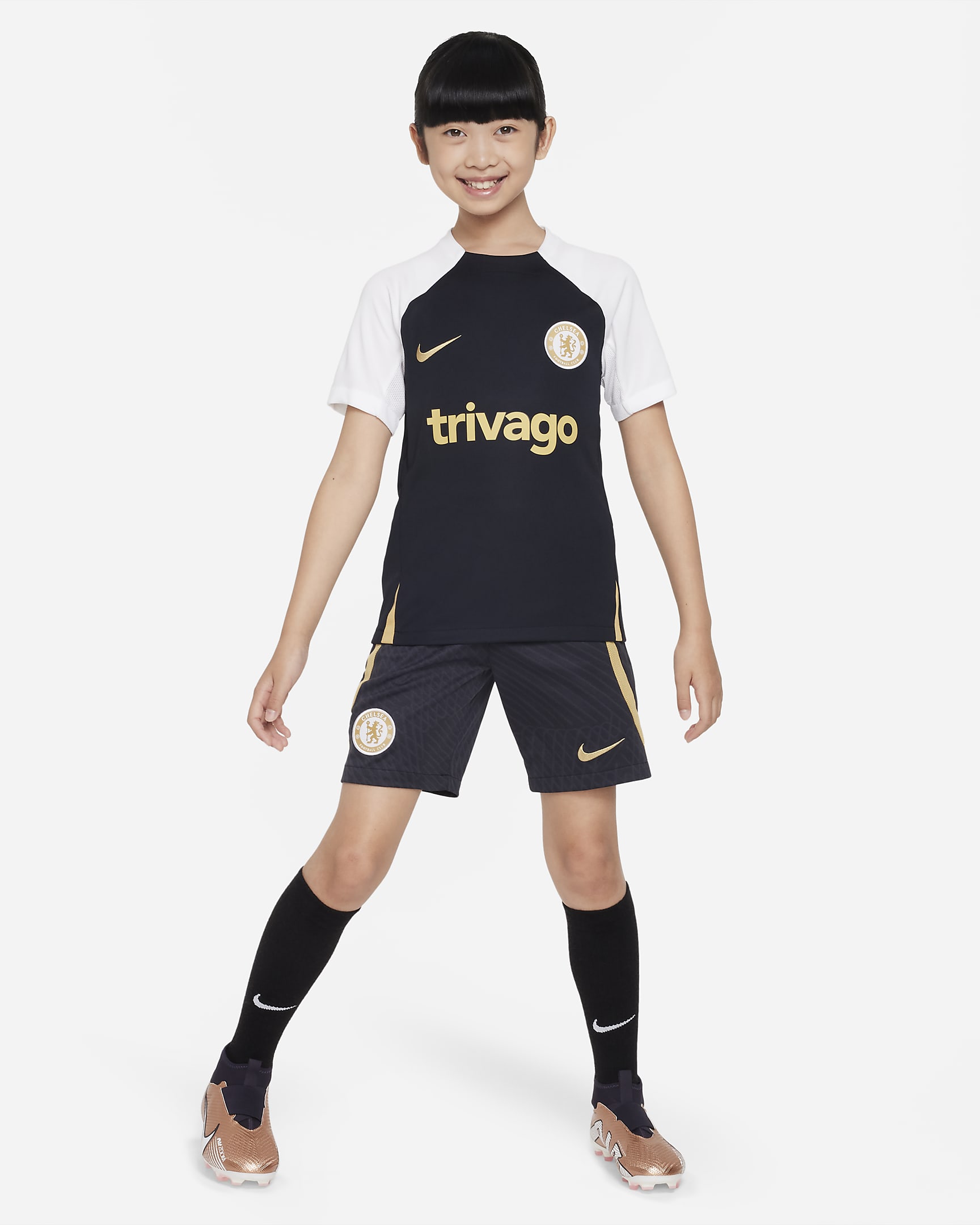 Chelsea F.C. Strike Older Kids' Nike Dri-FIT Knit Football Top. Nike IE