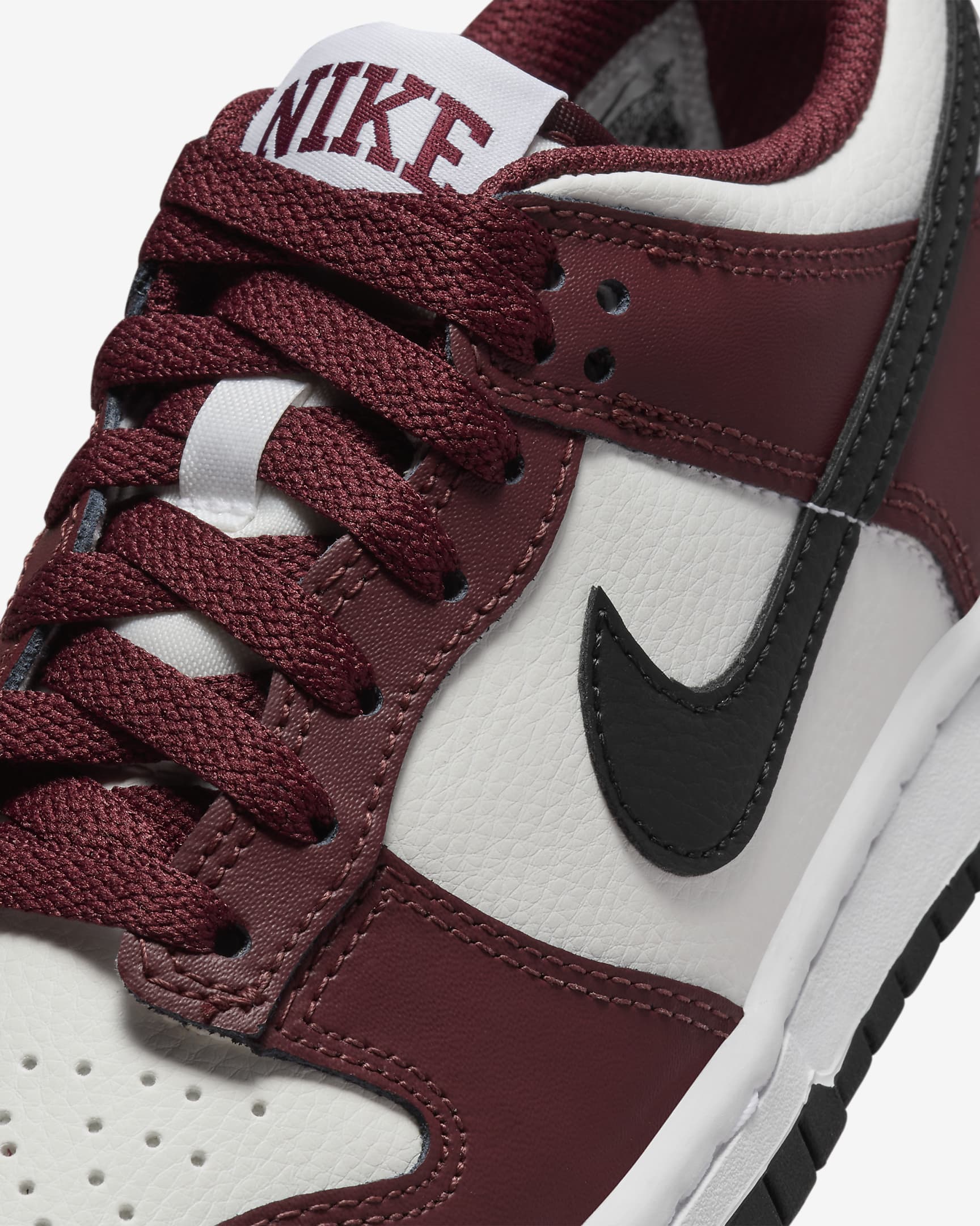 Nike Dunk Low Older Kids' Shoes. Nike SG