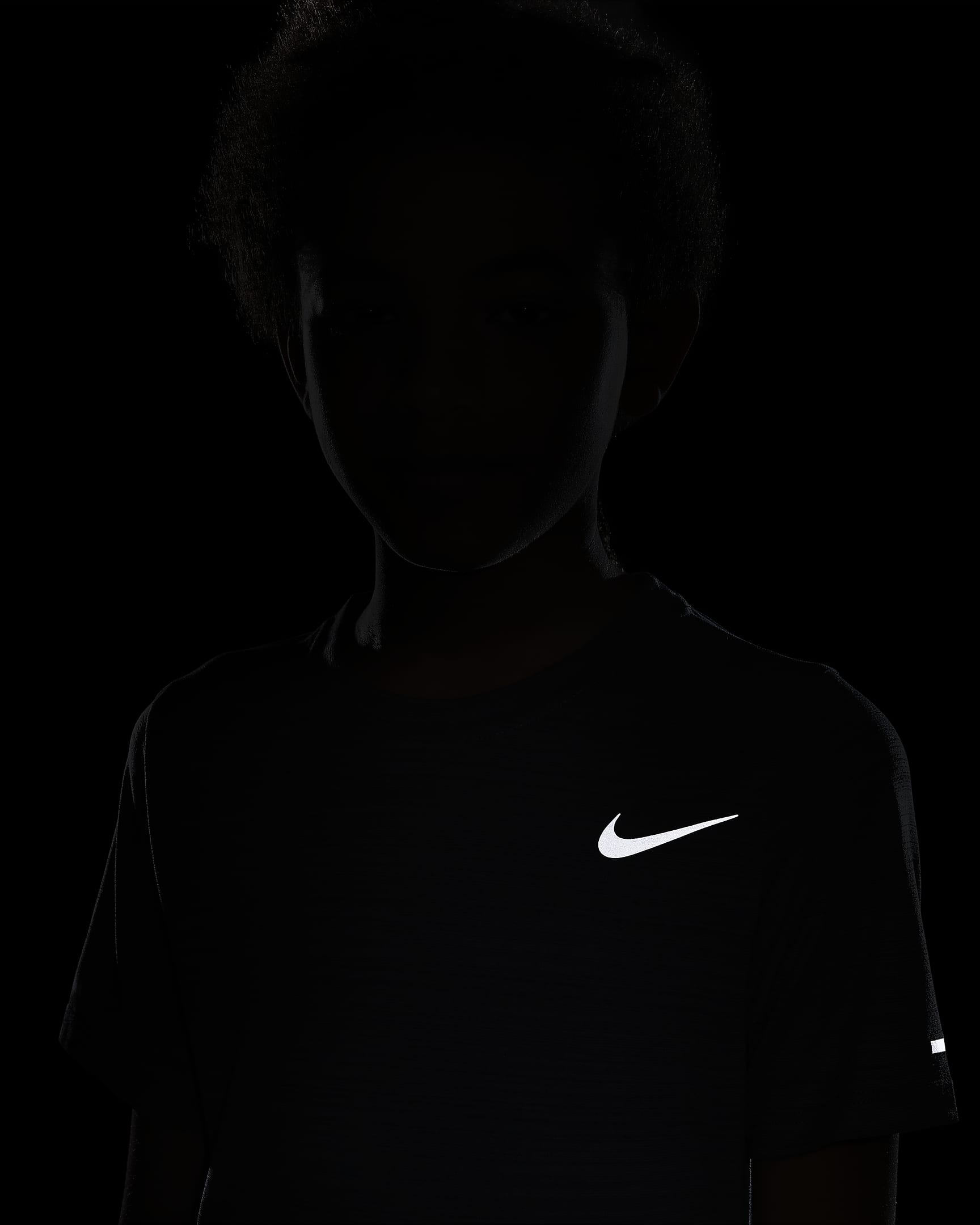 Haut de training Nike Dri-FIT Miler pour Garçon plus âgé. Nike BE