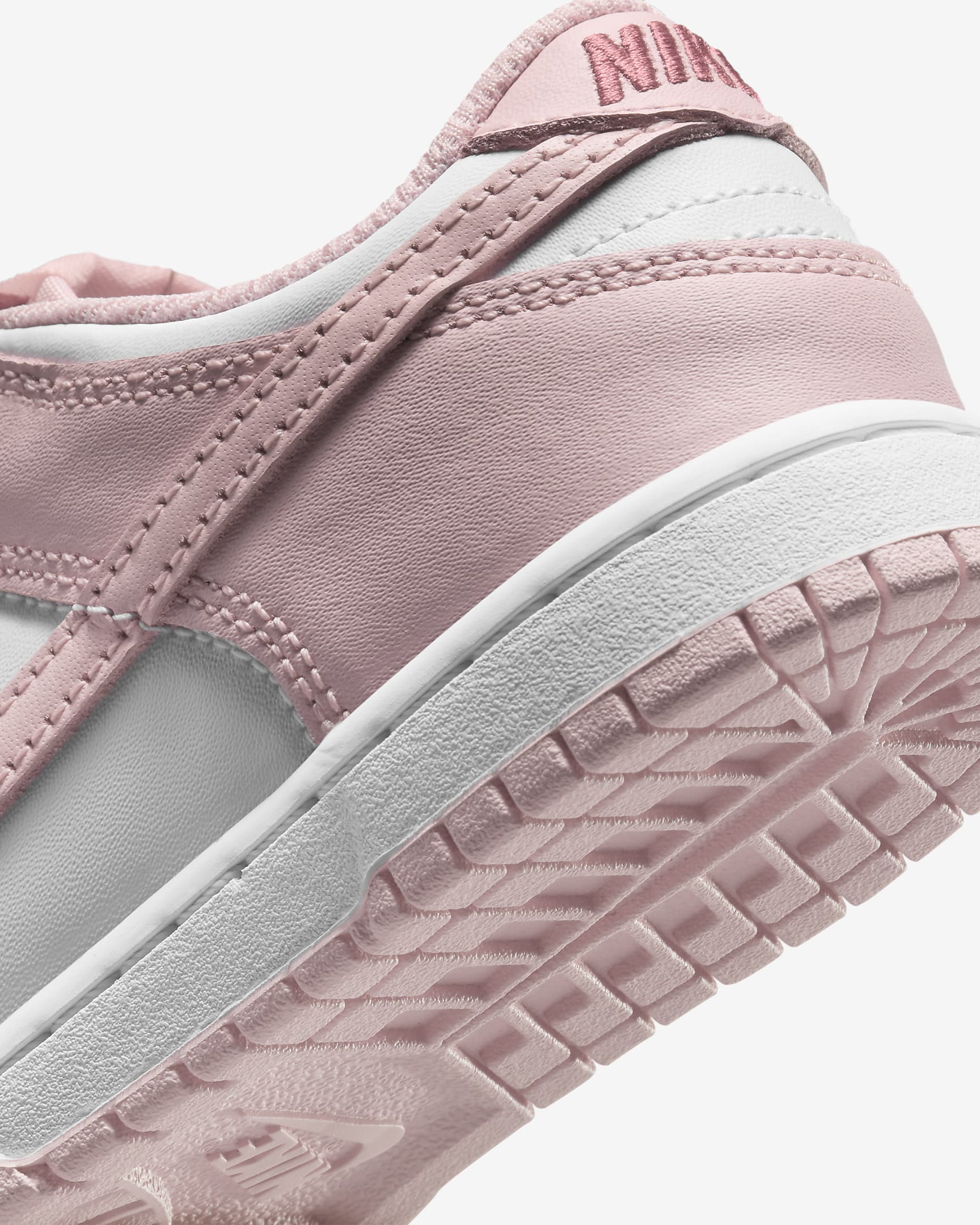 Nike Dunk Low Younger Kids' Shoes. Nike BE