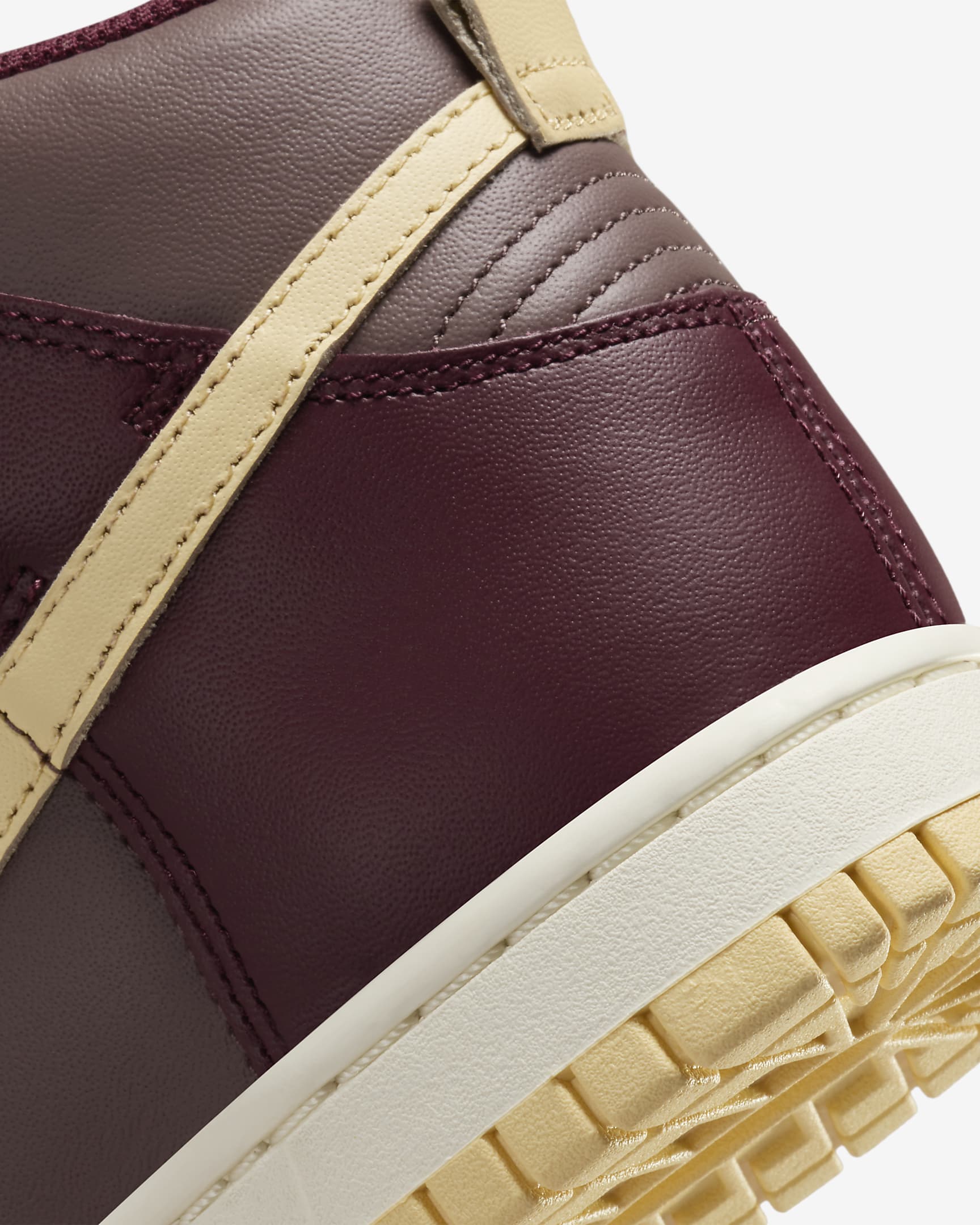 Nike Dunk High Women's Shoes. Nike LU