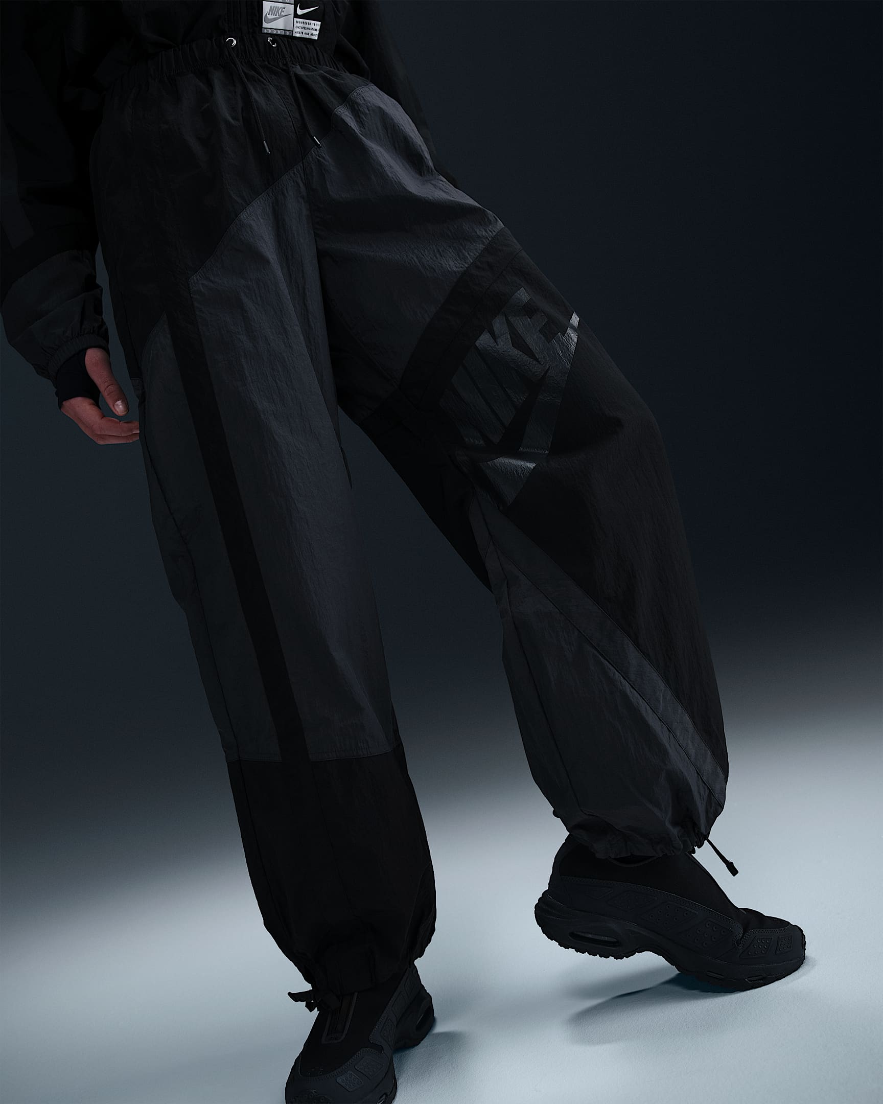 Nike Sportswear Women's Mid-Rise Loose Woven Open-Hem Trousers. Nike CA