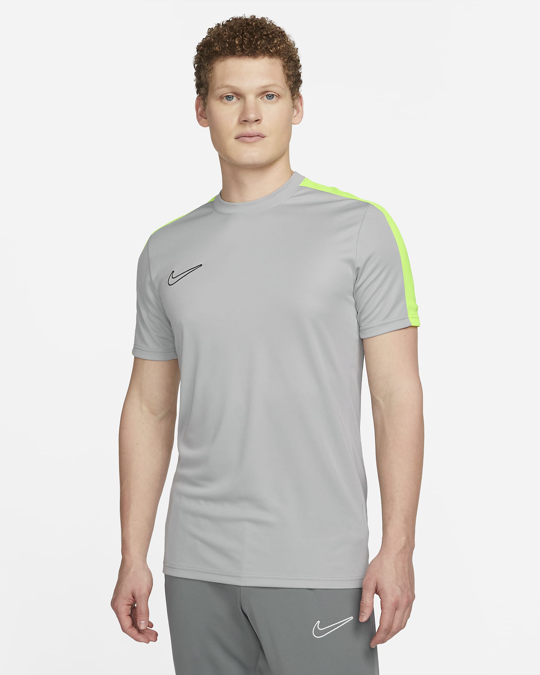 Nike Academy Dri-FIT Kurzarm-Fußballoberteil für Herren. Nike BE