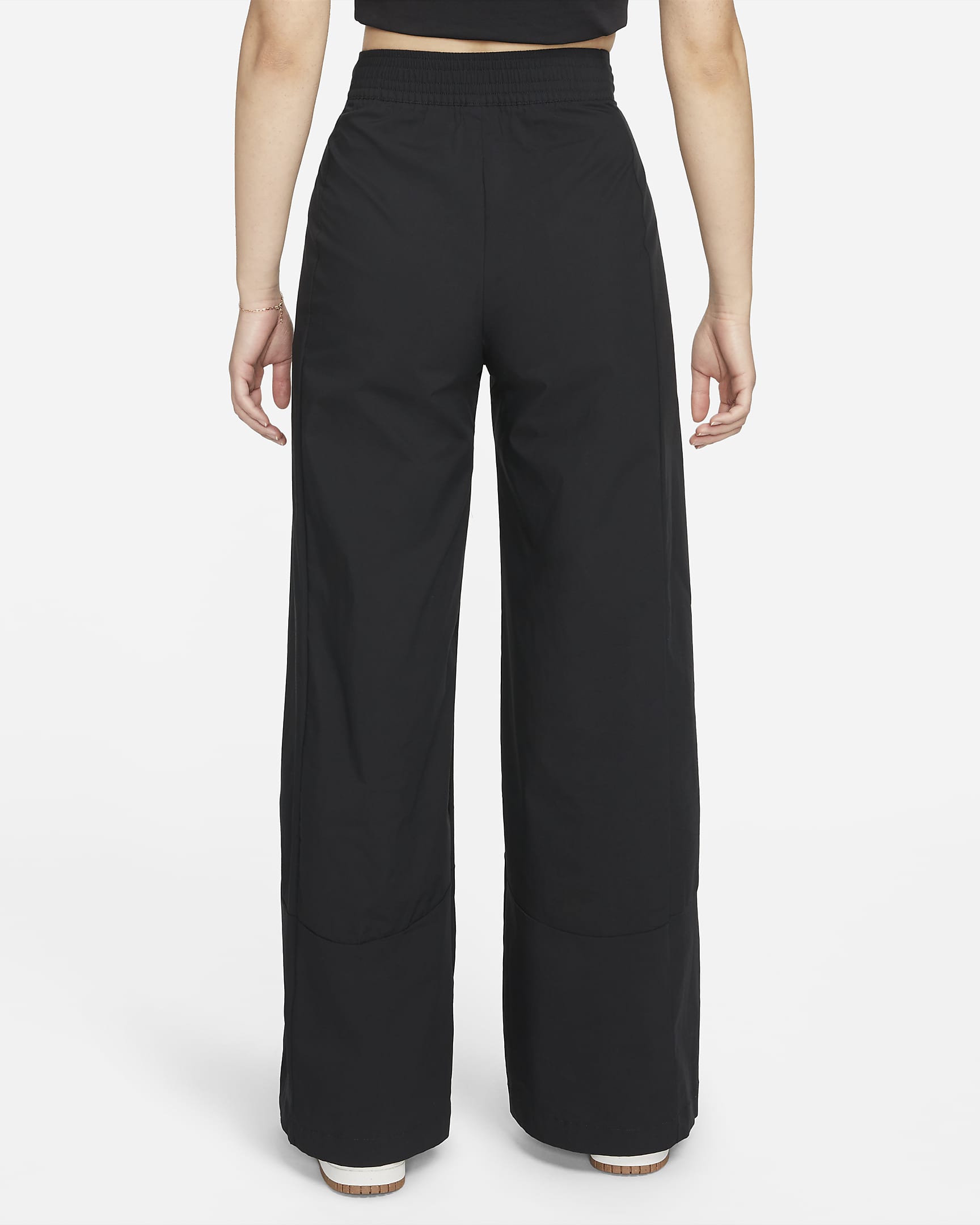 Nike Sportswear 系列女款高腰寬褲管梭織運動褲。Nike TW